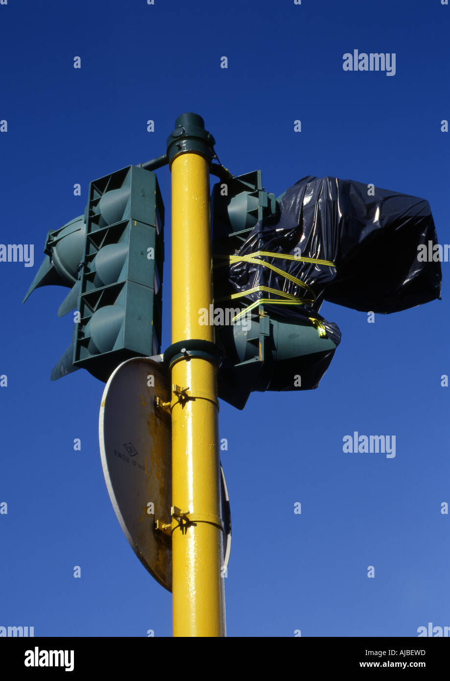 broken traffic lights Stock Photo - Alamy