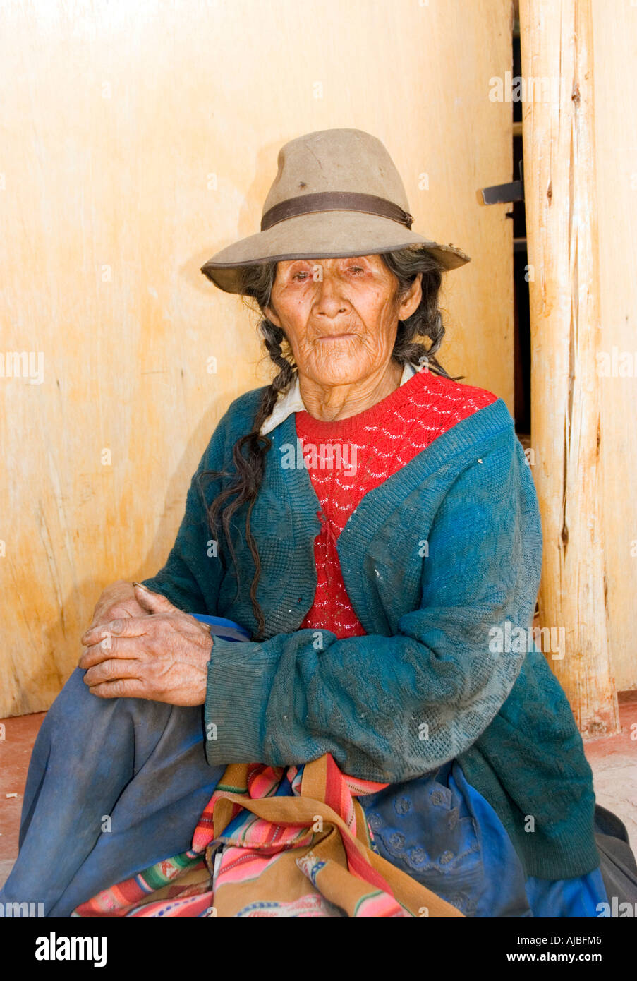 Elderly Peruvian lady in traditional costume in Pisac Peru Stock Photo ...