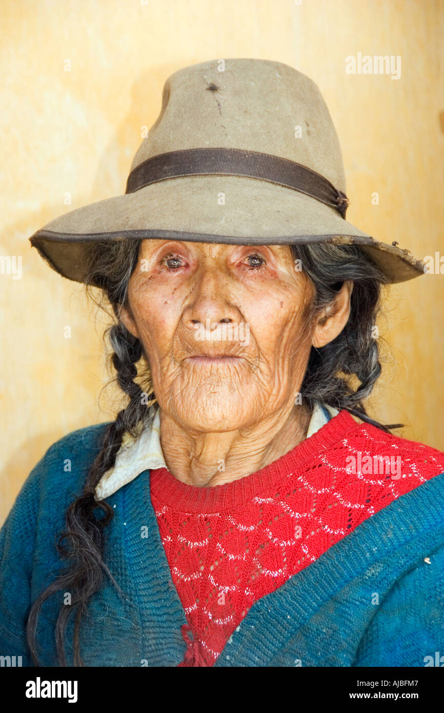 Elderly Peruvian lady in traditional costume in Pisac Peru Stock Photo ...