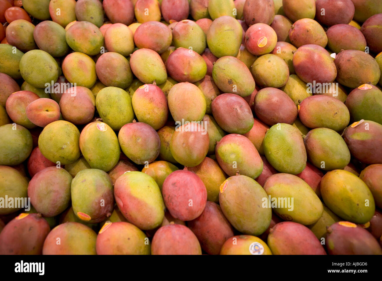 Stack of mangoes in a market Stock Photo - Alamy