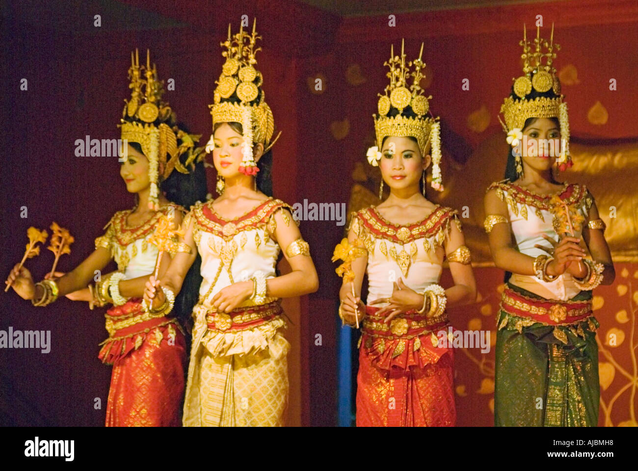Cambodia Girls Performing Traditional Khmer Dance Siem Reap Temple Restaurant Bar Street Stock