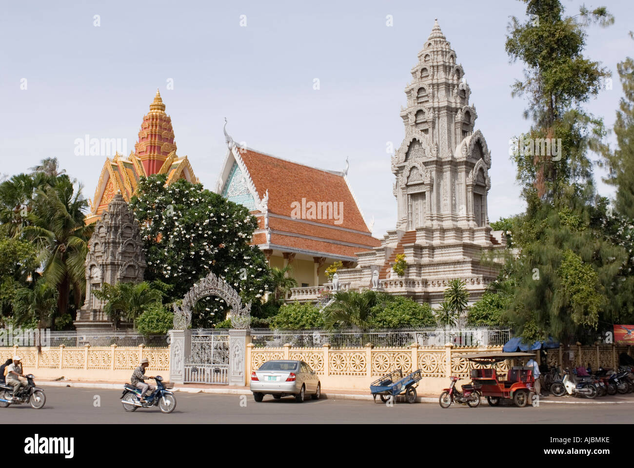Cambodia Phnom Penh Temple Wat Ounalom Stock Photo - Alamy