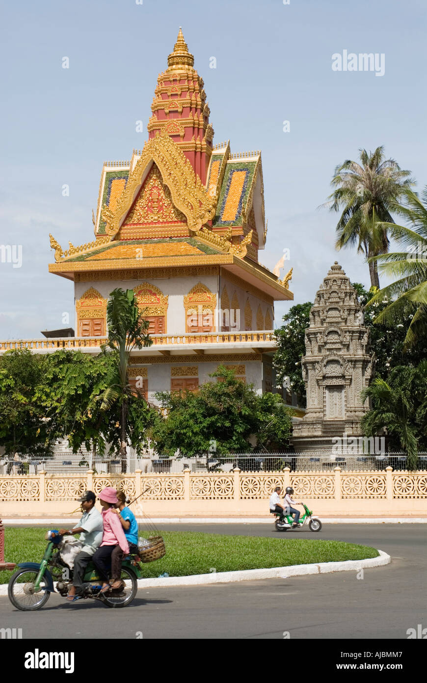 Cambodia Phnom Penh Temple Wat Ounalom Stock Photo - Alamy