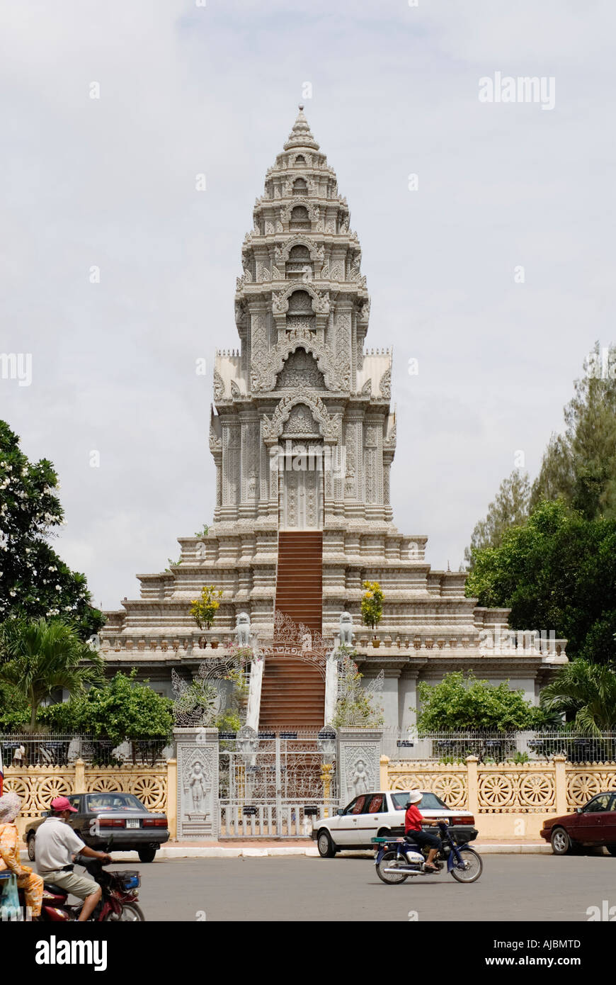 Cambodia Phnom Penh Temple Wat Ounalom Stock Photo - Alamy