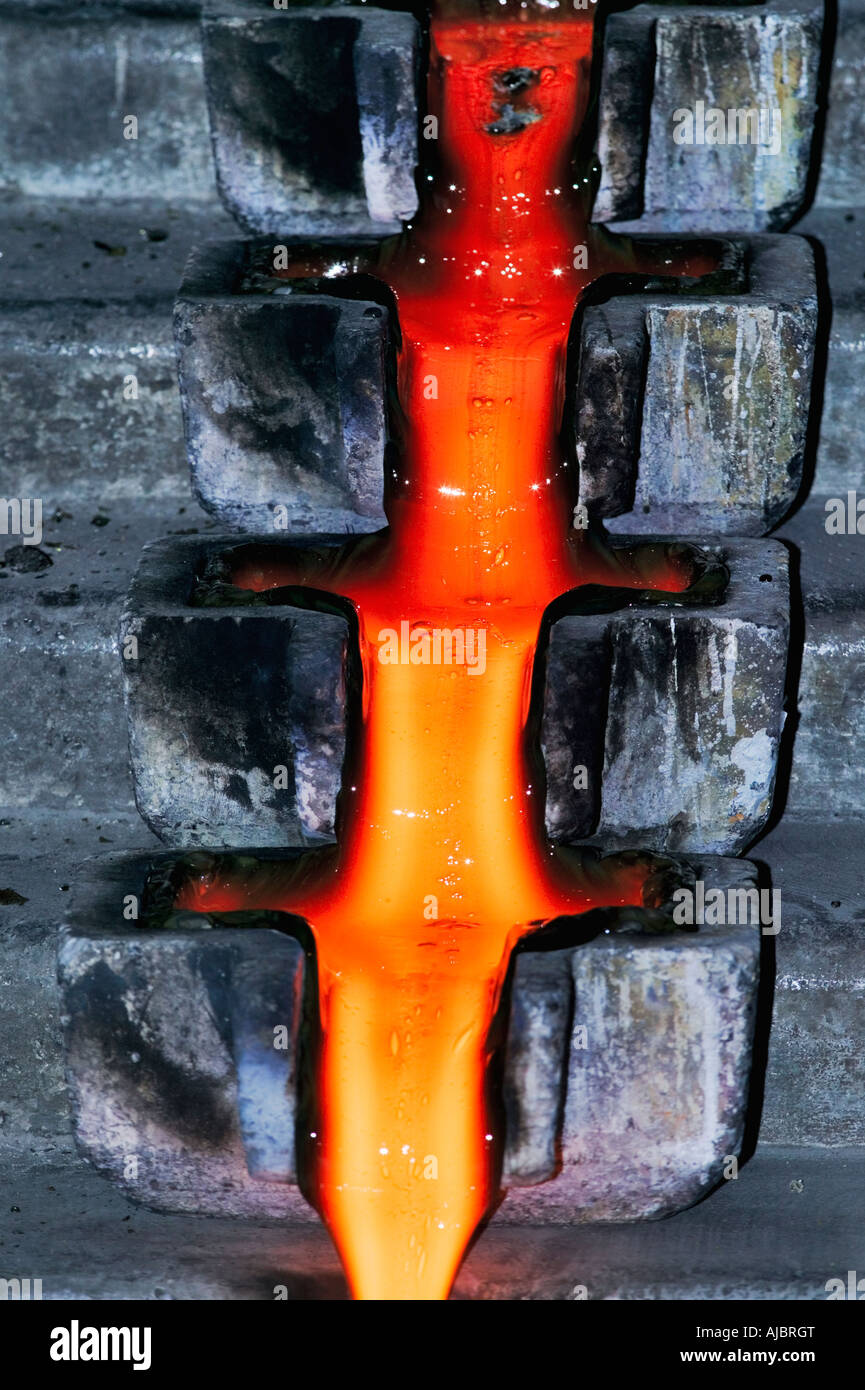 Gold pouring hi-res stock photography and images - Alamy