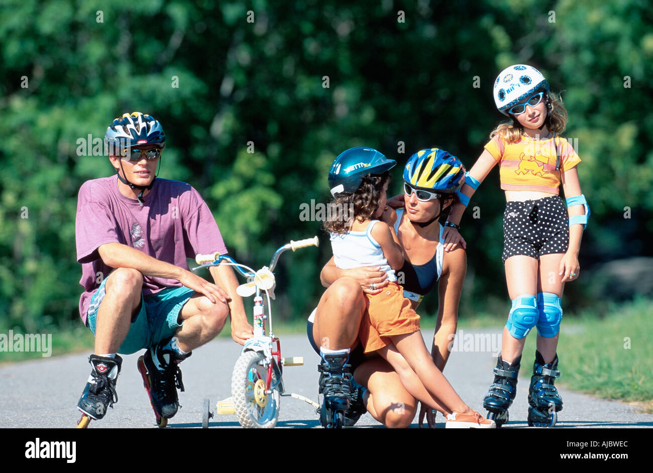 Inline skating family hi-res stock photography and images - Alamy
