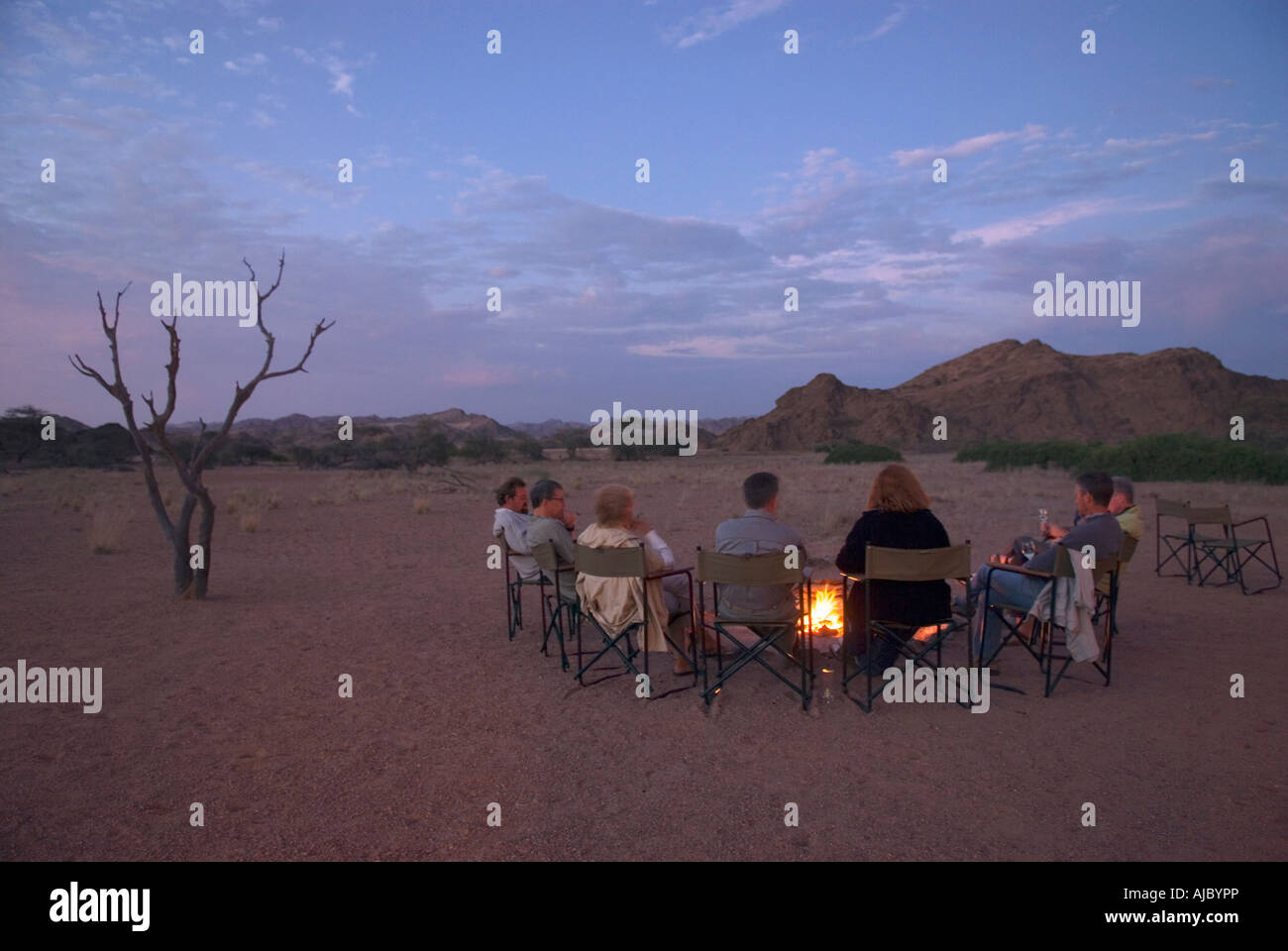 Men sitting around a fire hi-res stock photography and images - Alamy