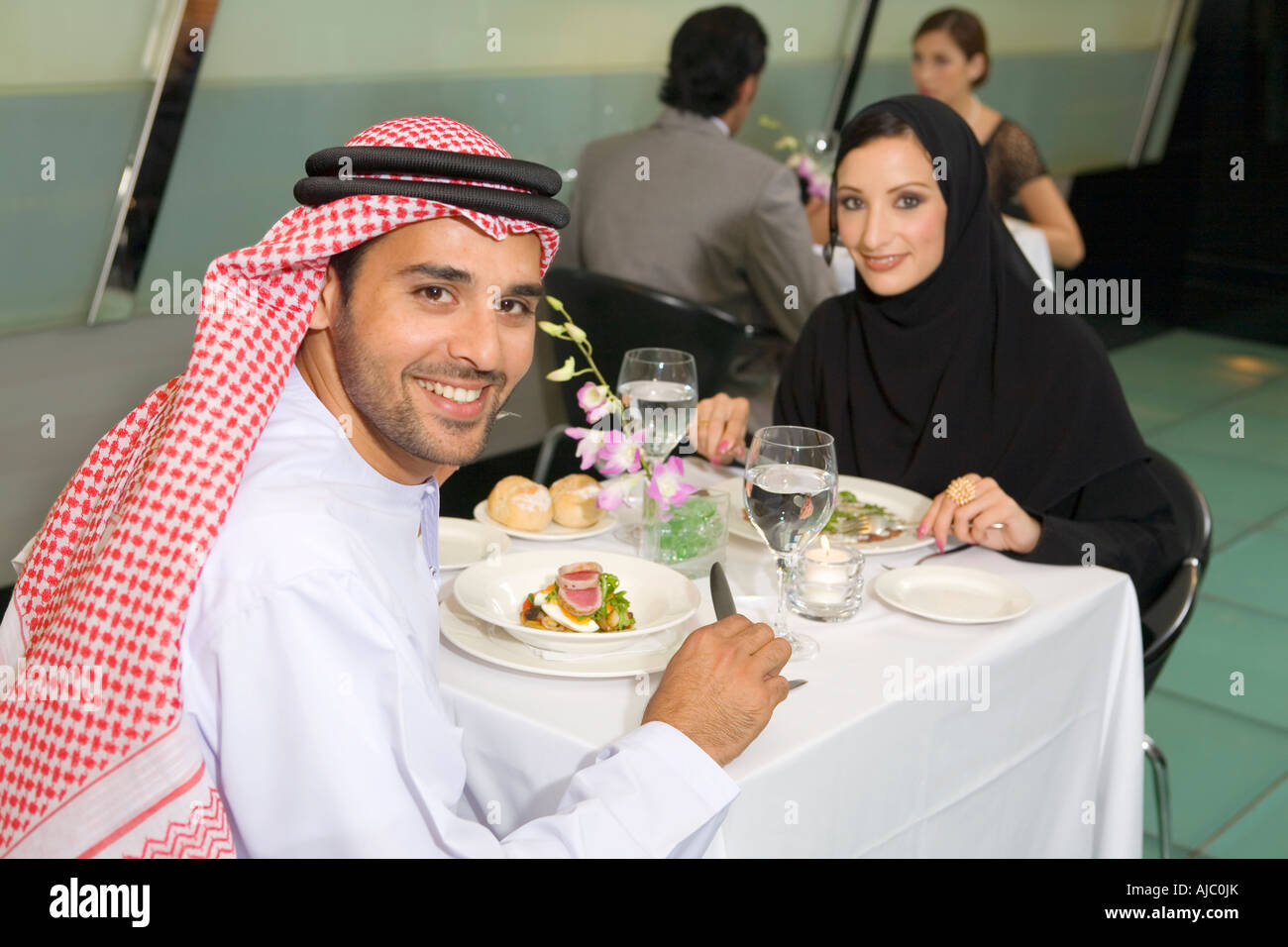 Middle eastern arab couple traditional dress hi-res stock photography ...