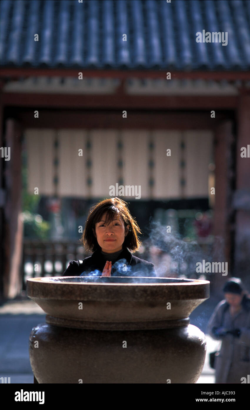 Japanese woman praying in temple hi-res stock photography and images ...