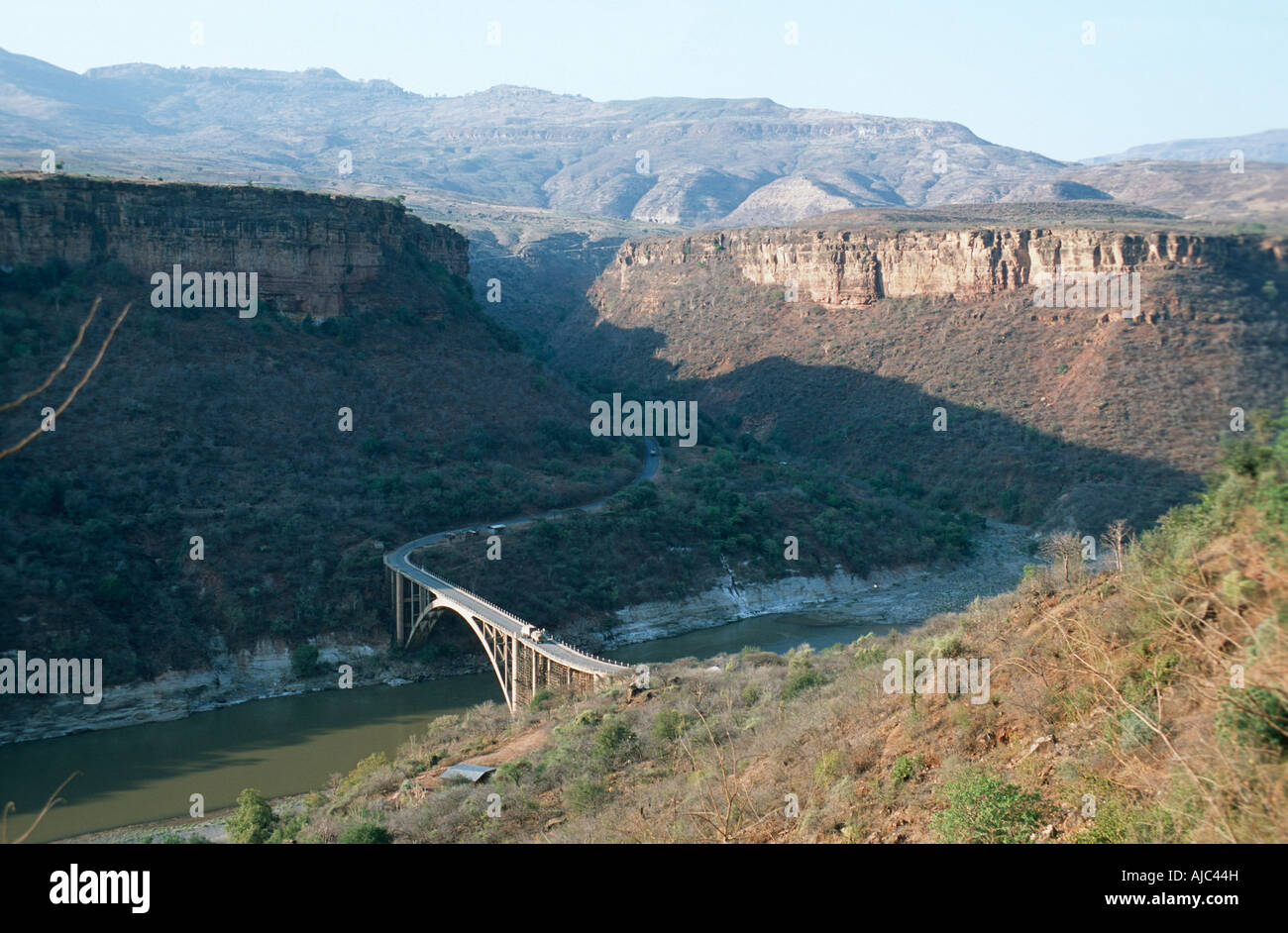 Bridge across river top view hi-res stock photography and images - Alamy