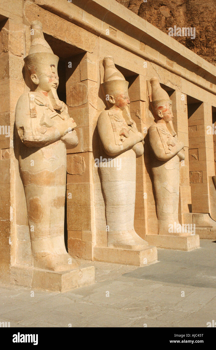 Statues entrance a hi-res stock photography and images - Alamy