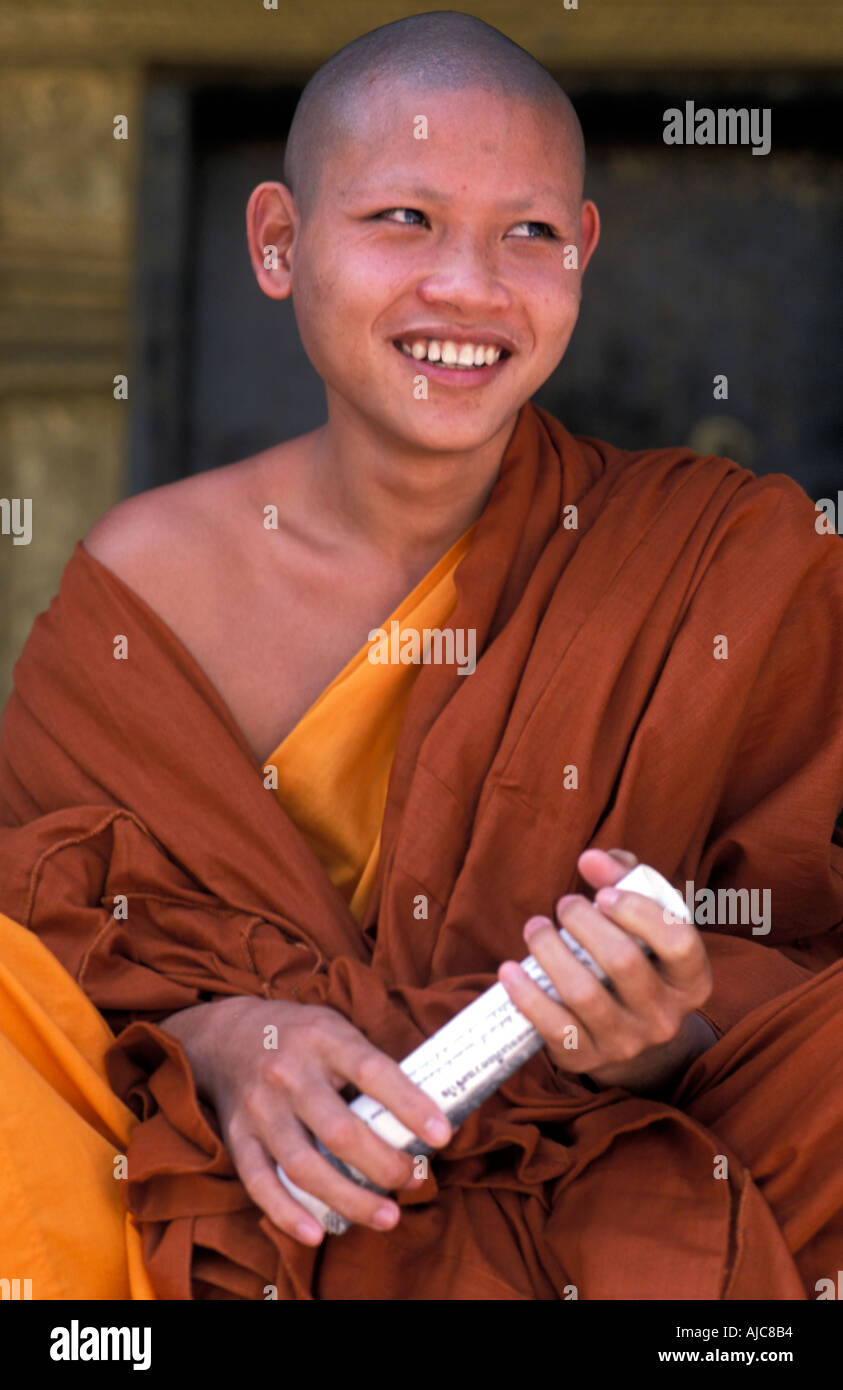 Buddhist monks on steps of temple hi-res stock photography and images ...