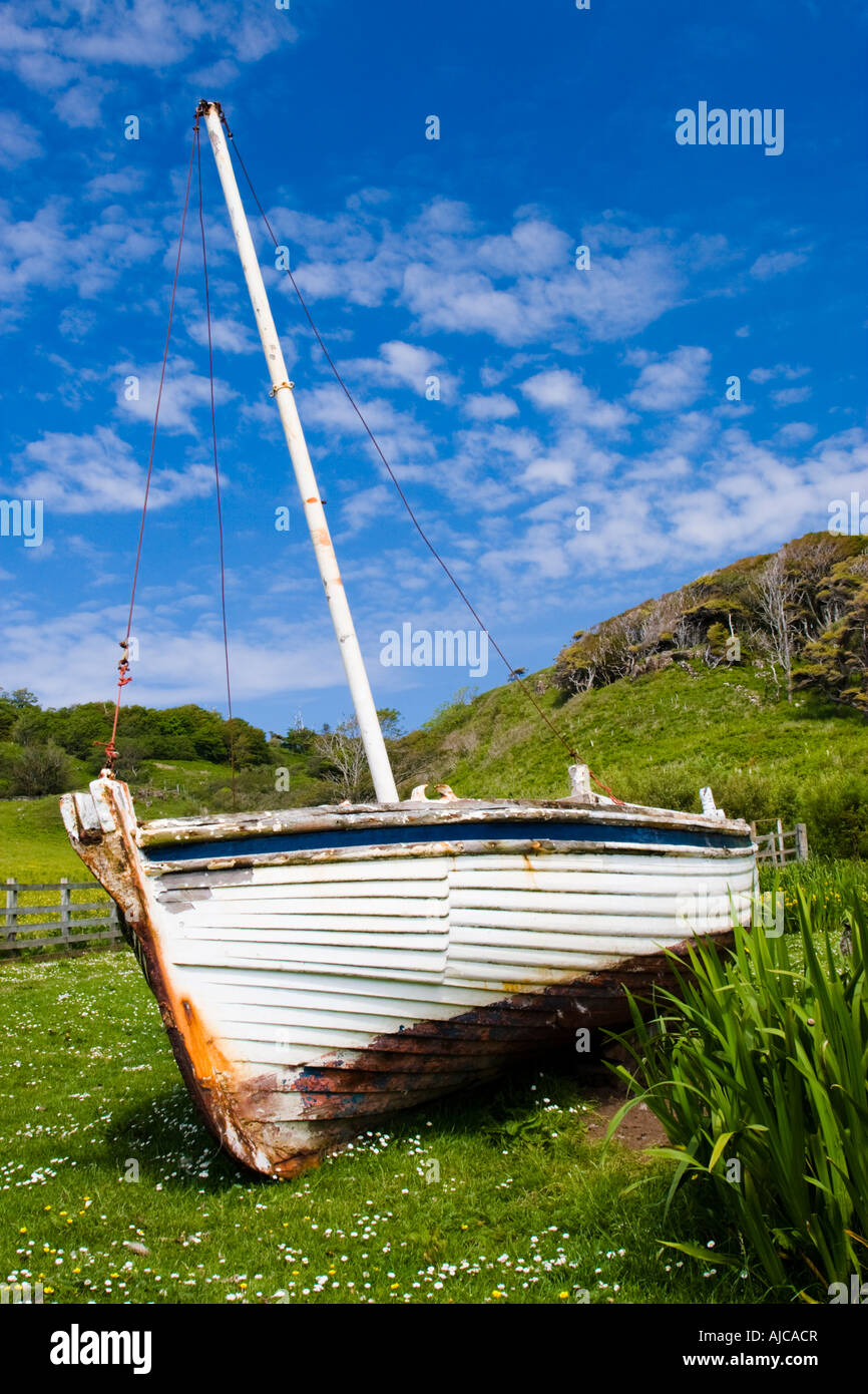 Rowing boat marooned on dry land Stock Photo - Alamy