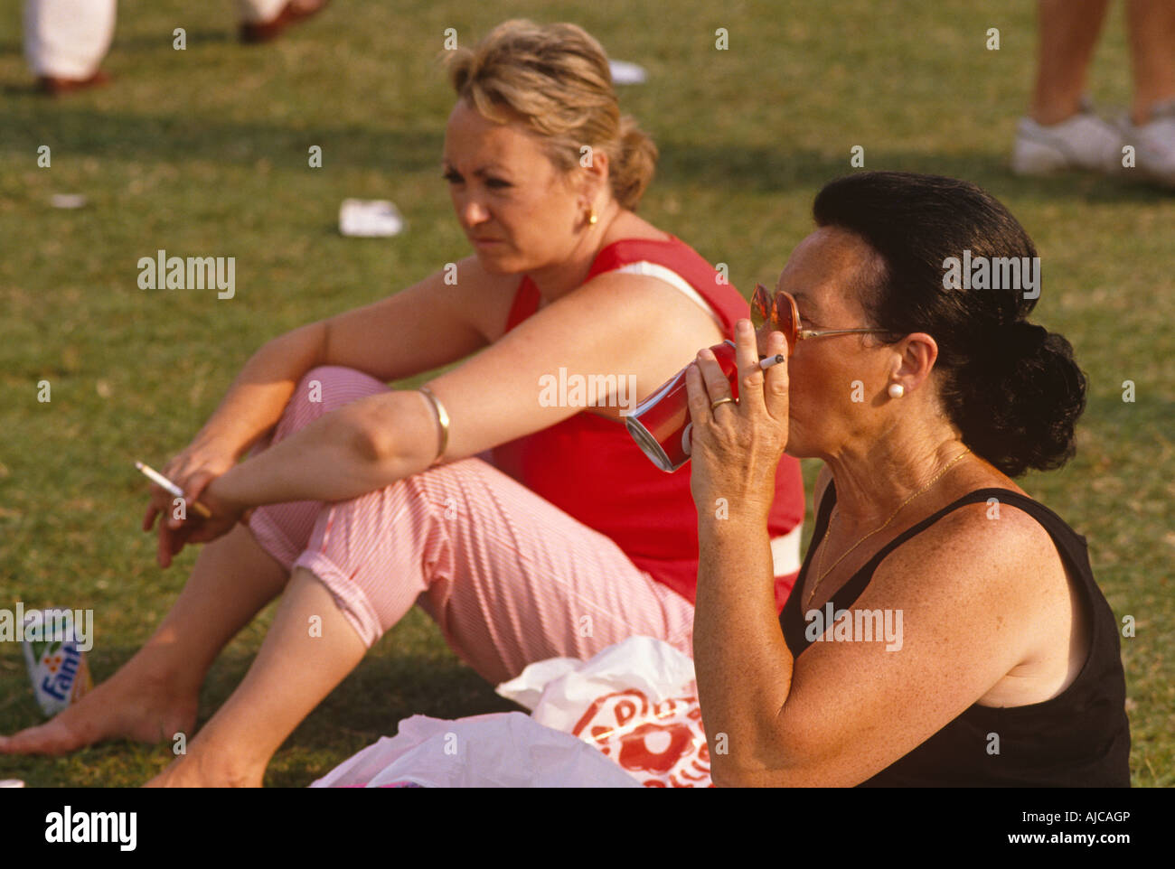 Smoking cigarettes outdoors hi-res stock photography and images - Alamy