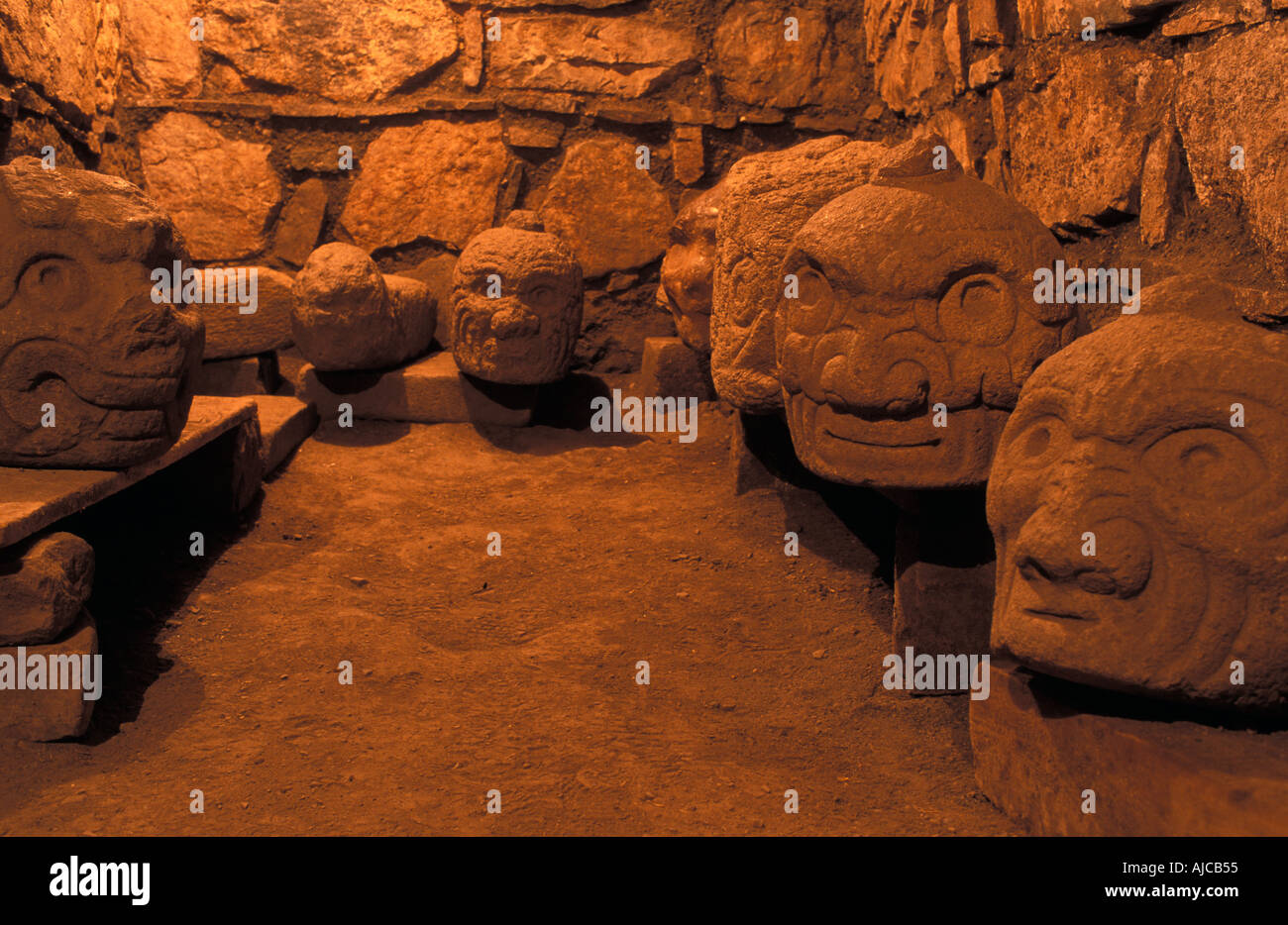 Chavin de huantar cabezas hi-res stock photography and images - Alamy