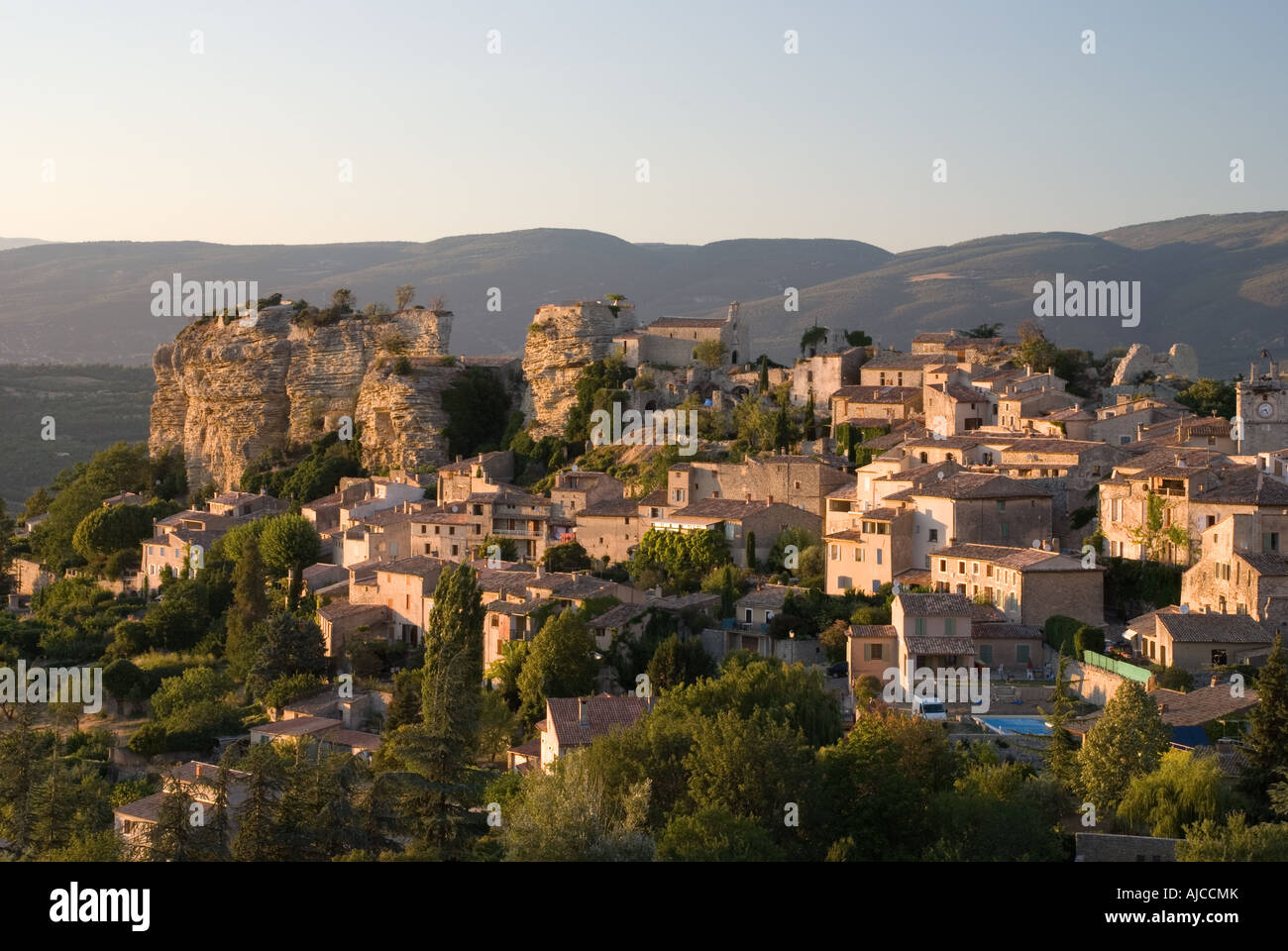 Provence village saignon vaucluse luberon hi-res stock photography and ...
