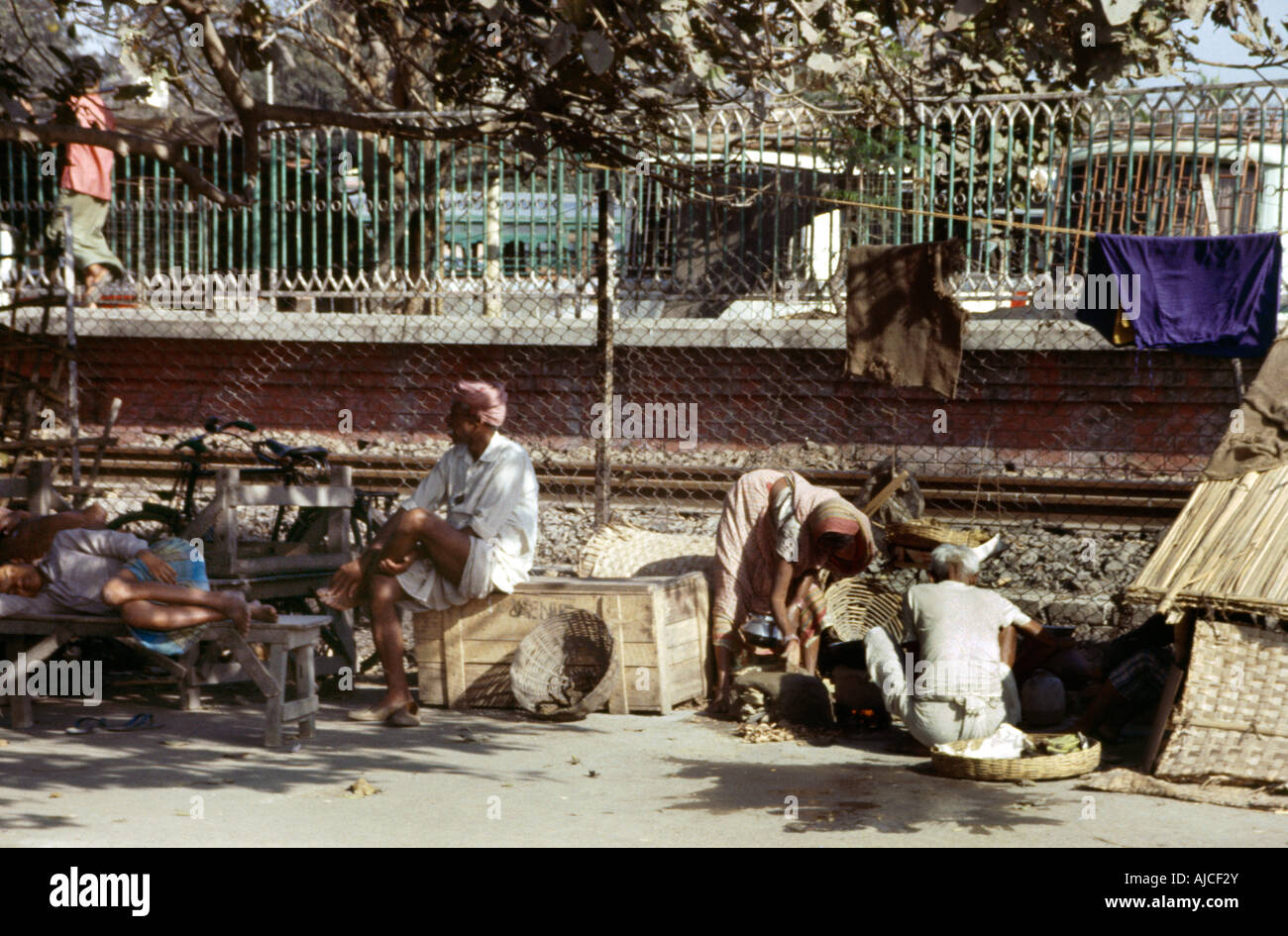 Street kolkata homeless calcutta poverty hi-res stock photography and ...