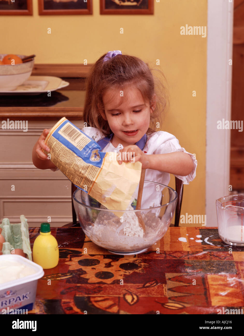 Child tipping flour hi-res stock photography and images - Alamy