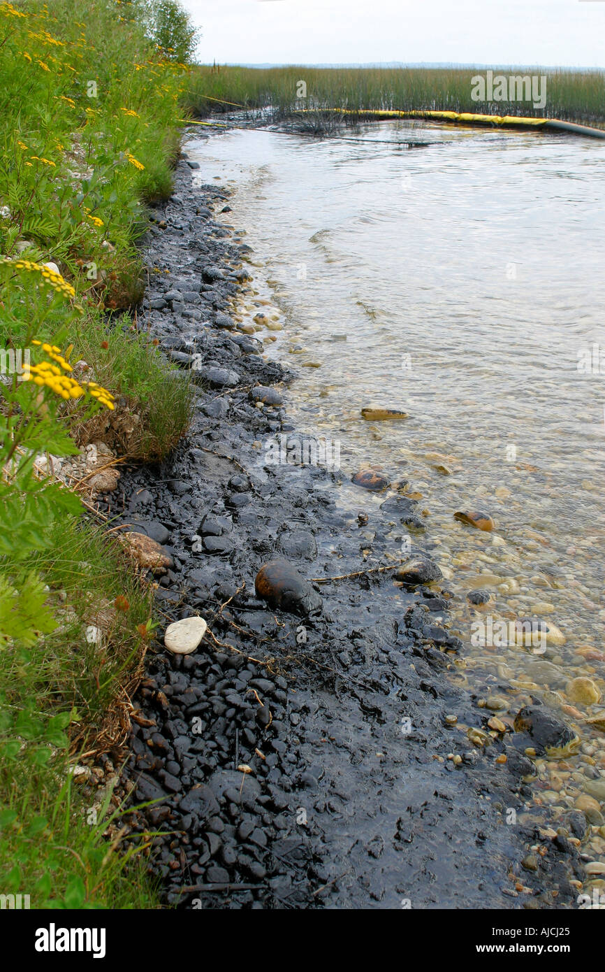 Oil spill - environmental disaster Stock Photo - Alamy