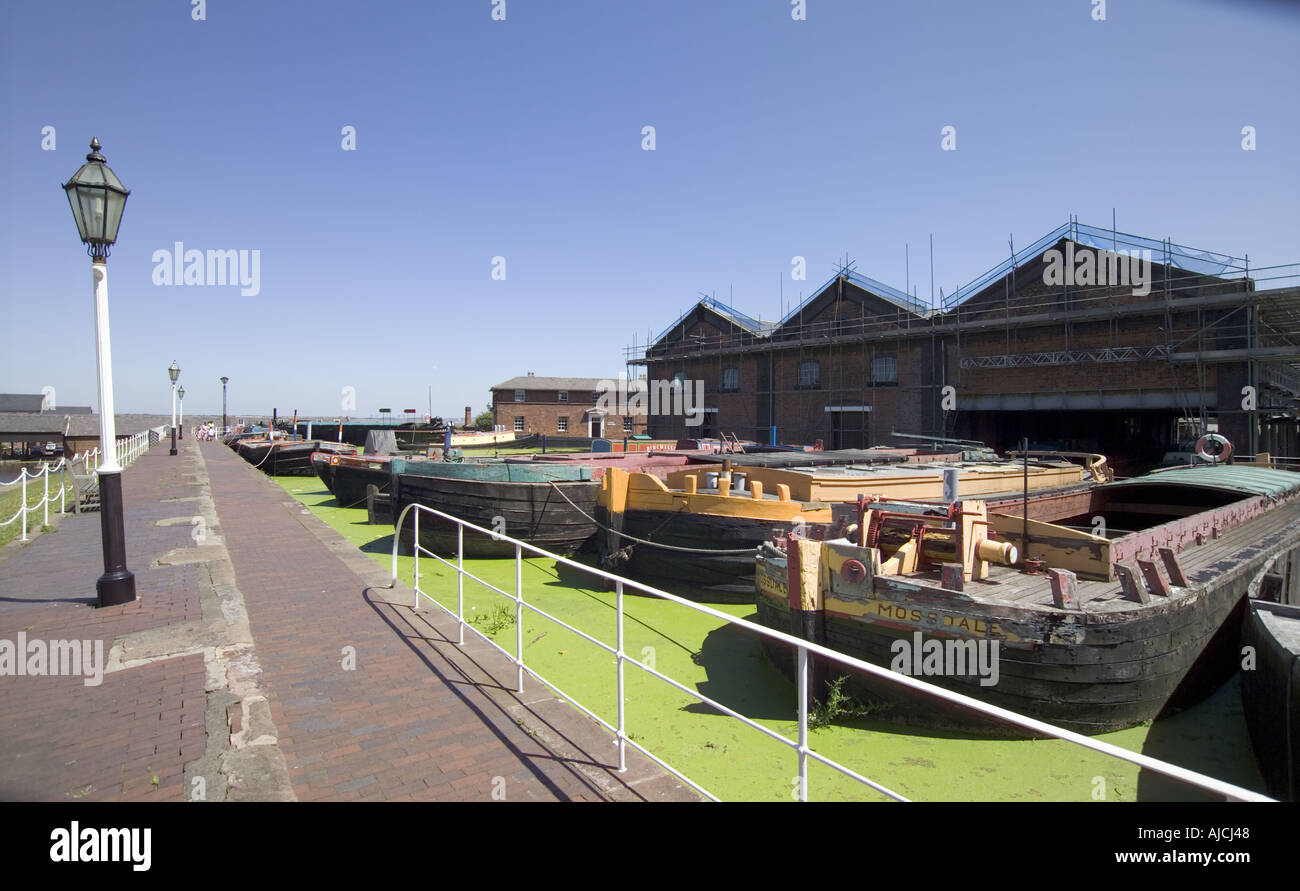 Ellesmere port boat museum narrow boats hi-res stock photography and ...