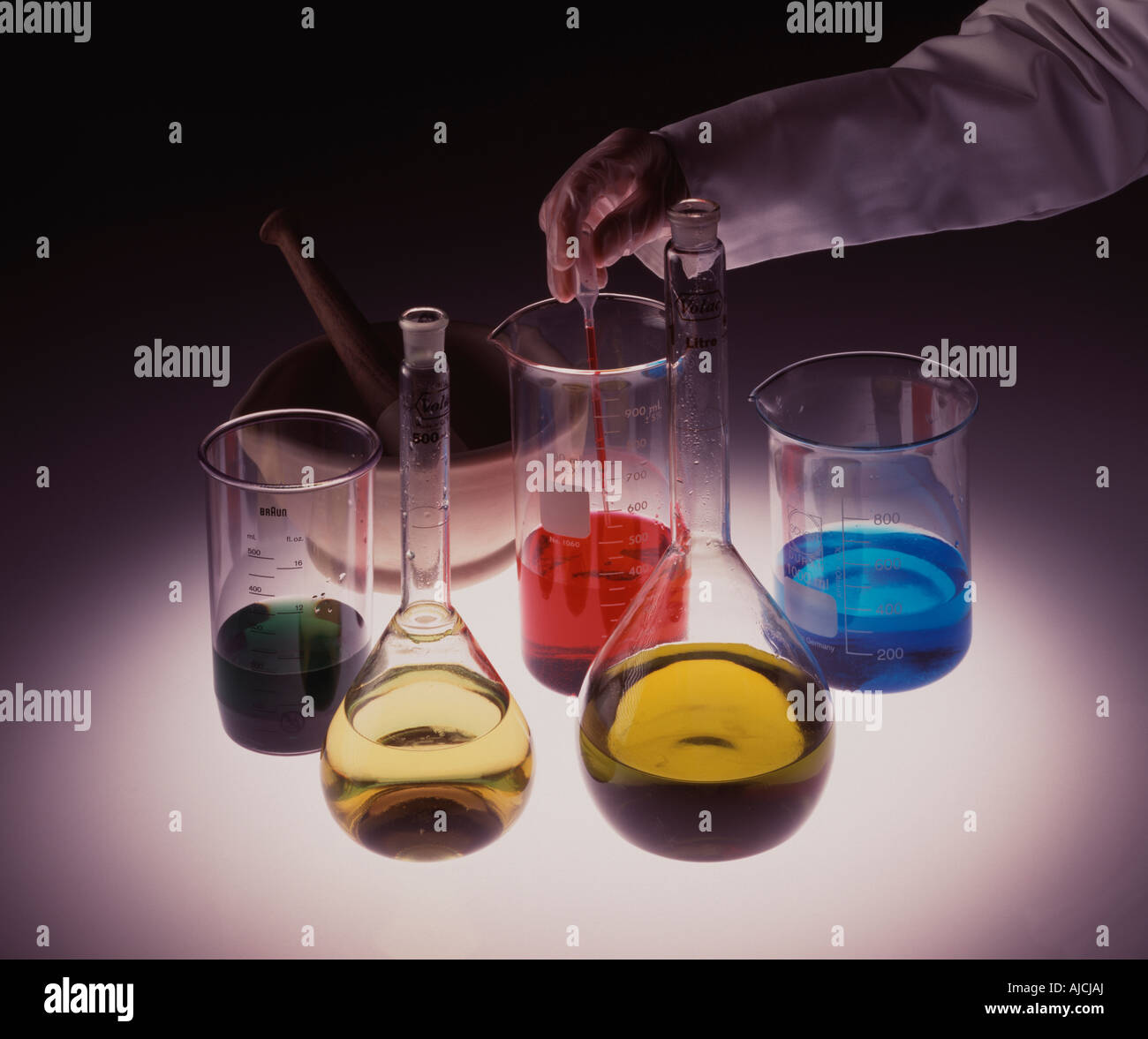 Decantation lab hi-res stock photography and images - Alamy