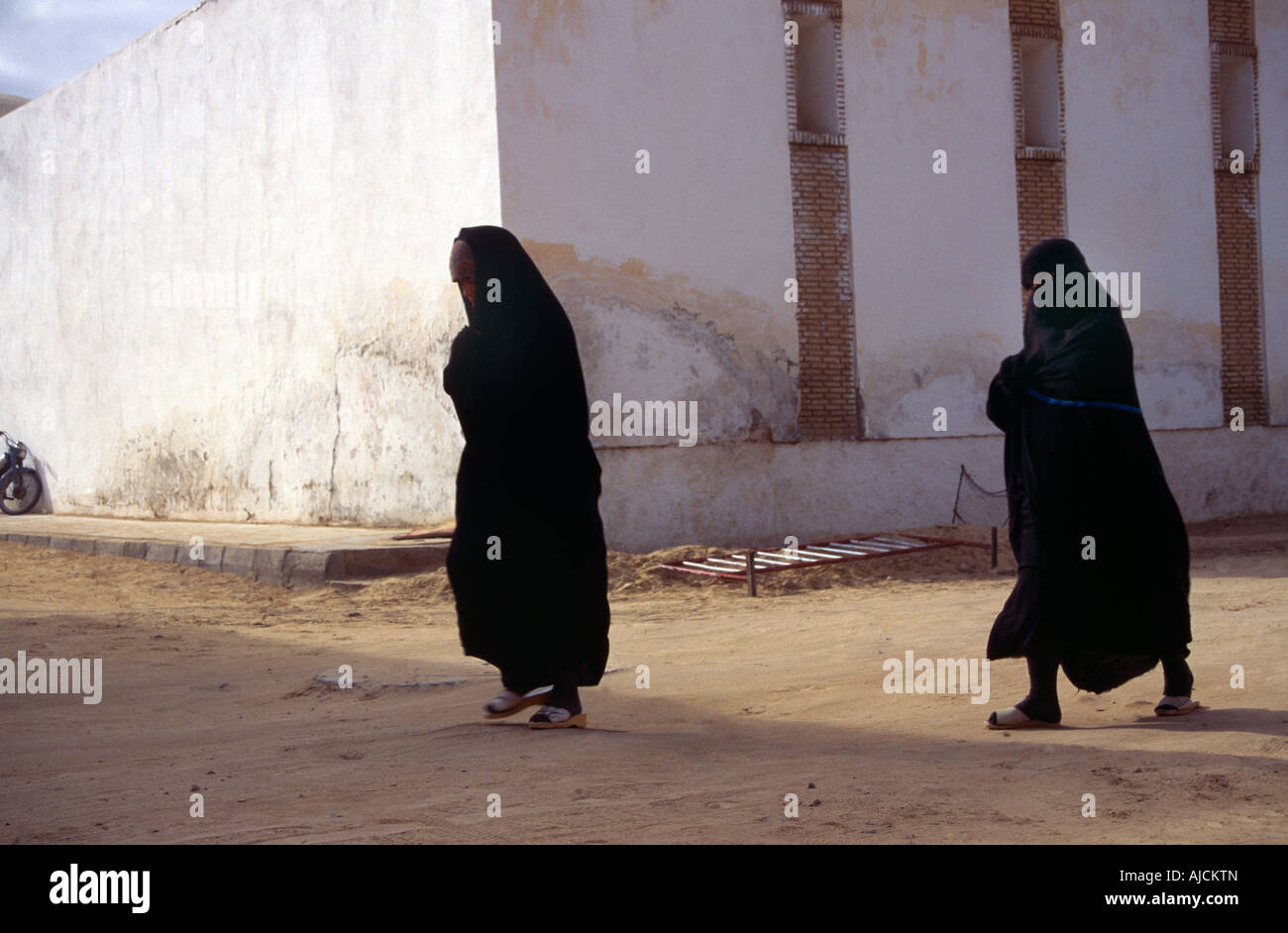 Women wearing burkas hi-res stock photography and images - Alamy