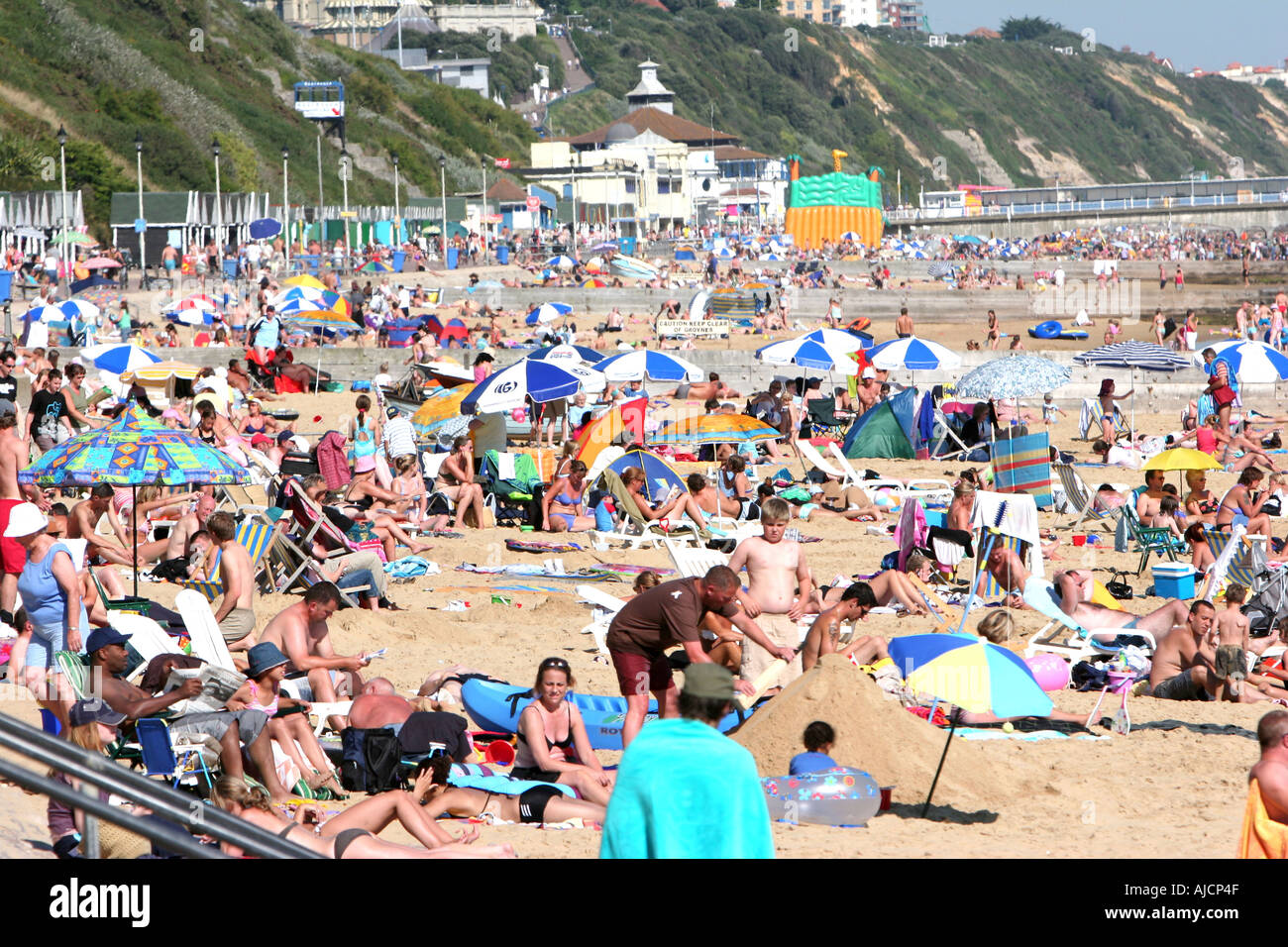 Bournemouth sea crowd hi-res stock photography and images - Alamy