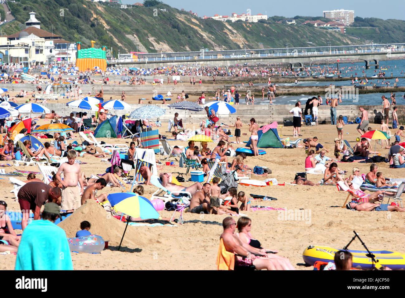 Bournemouth sea crowd hi-res stock photography and images - Alamy