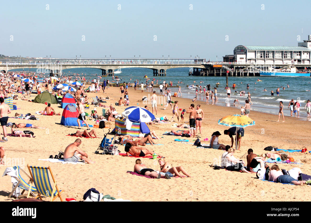 Bournemouth sea crowd hi-res stock photography and images - Alamy
