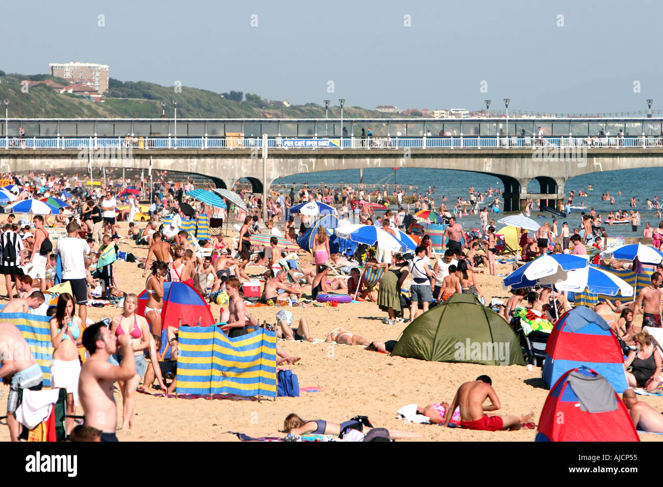 Bournemouth beach seaside windbreak hi-res stock photography and images ...