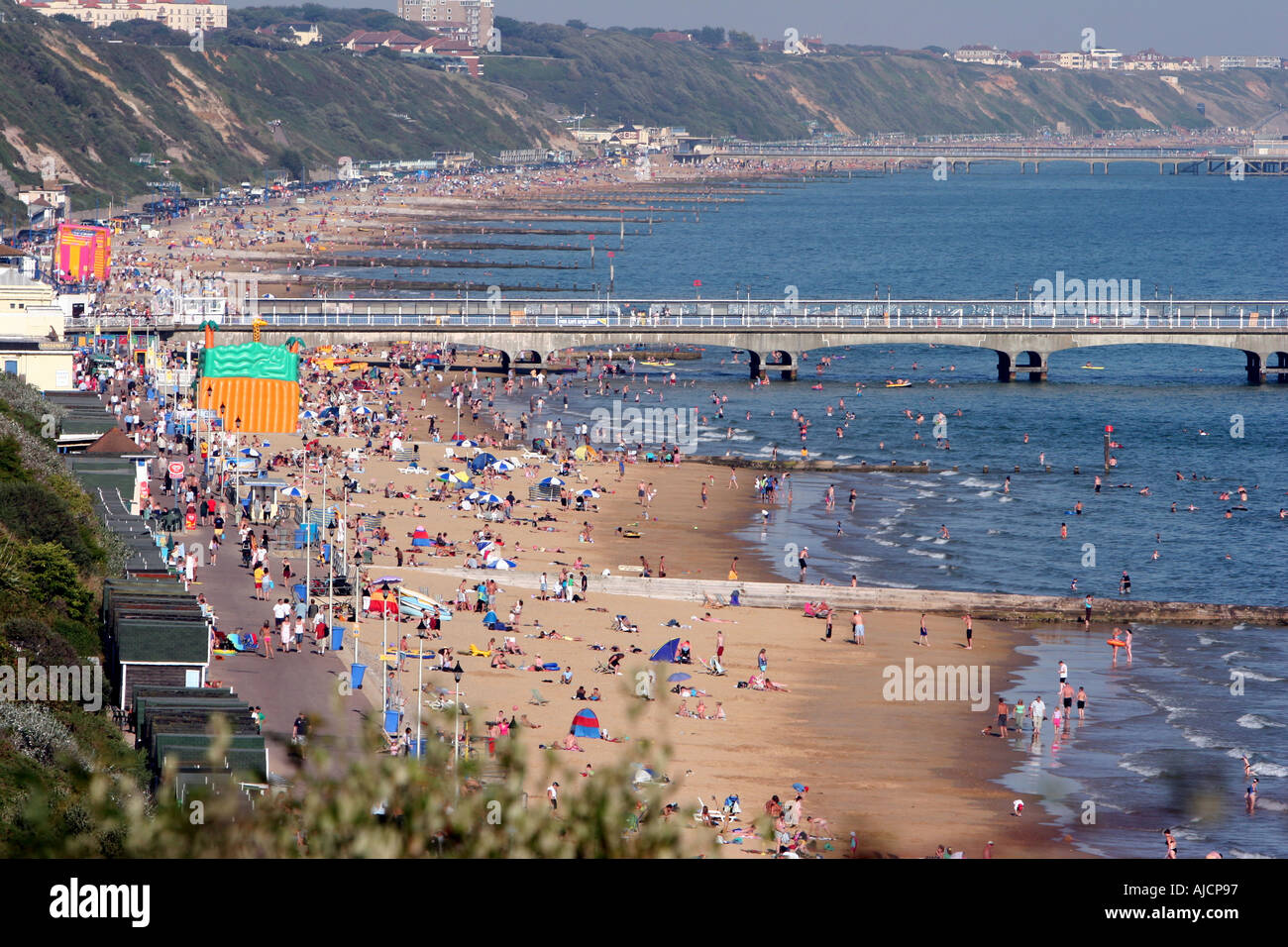 Bournemouth beach seaside windbreak hi-res stock photography and images ...