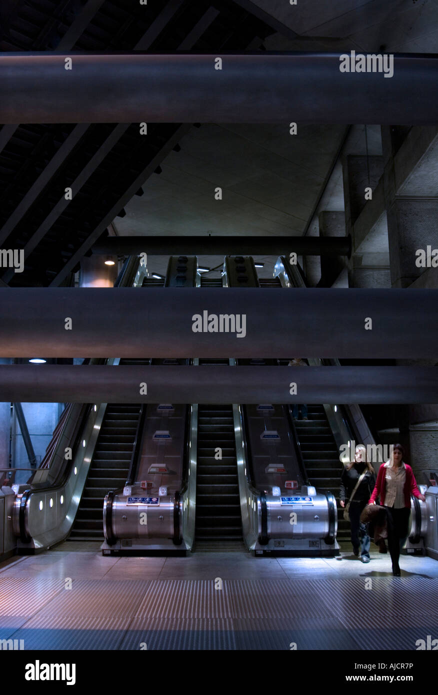 Deep level underground tube railway hi-res stock photography and images ...