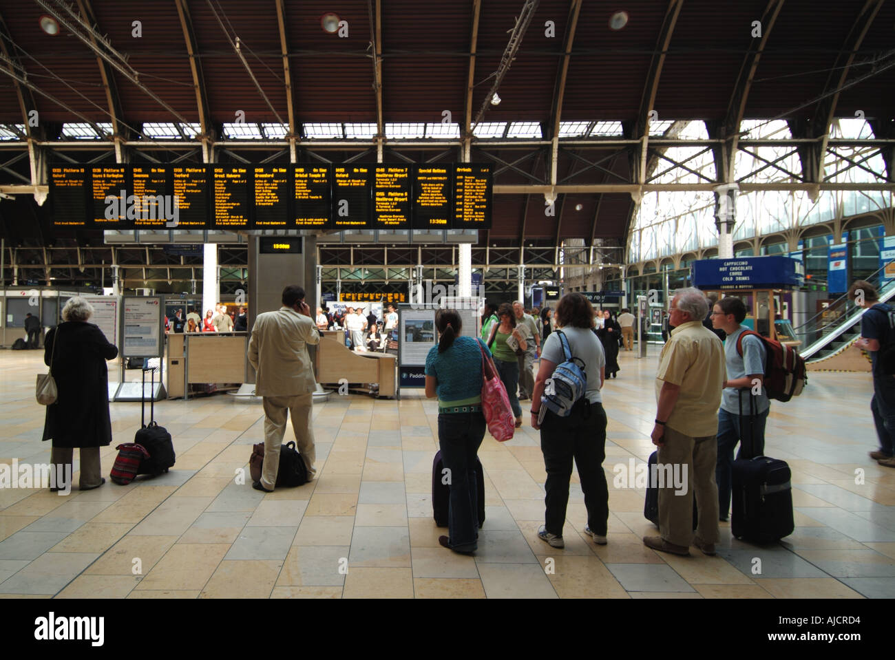 London Paddington railway train terminal main passenger concourse ...