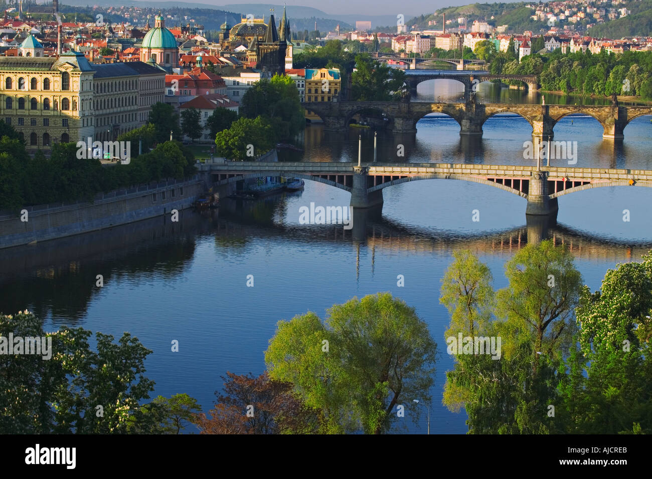 Showing bridges hi-res stock photography and images - Alamy