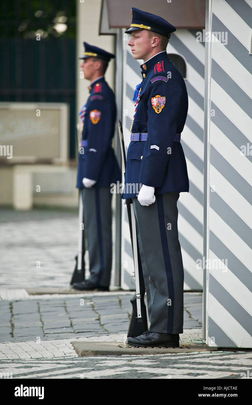 Palace guards hi-res stock photography and images - Alamy