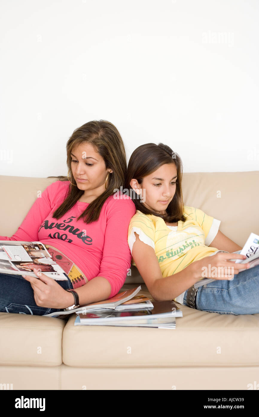 Teens reading magazines hi-res stock photography and images - Alamy