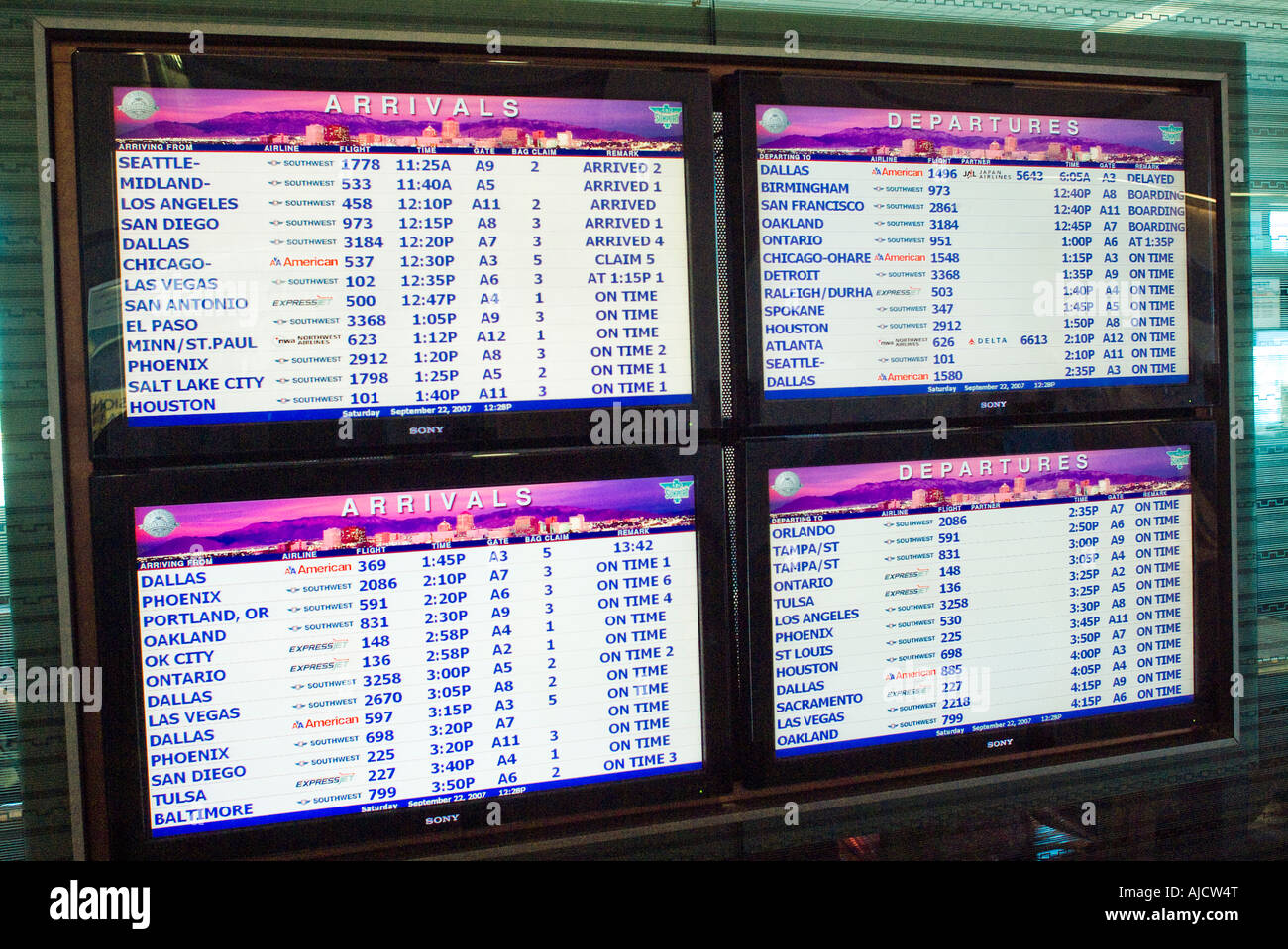 Departure monitors hi-res stock photography and images - Alamy