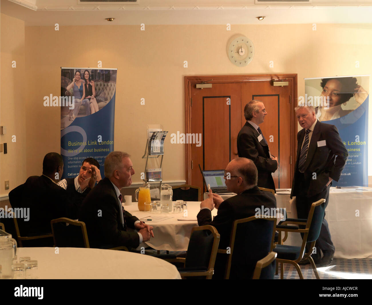 Business people meeting round table hi-res stock photography and images ...