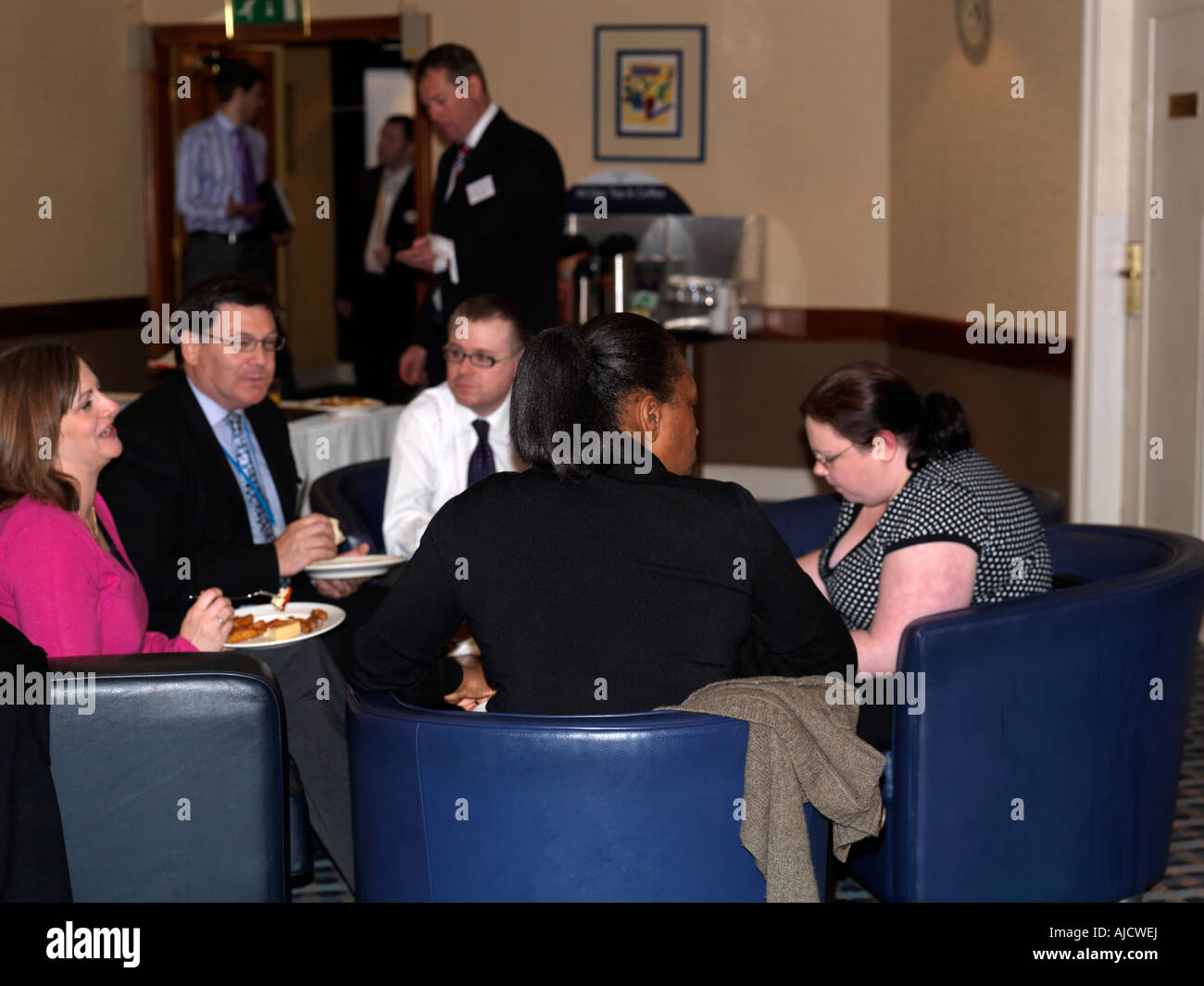 Business people meeting round table hi-res stock photography and images ...