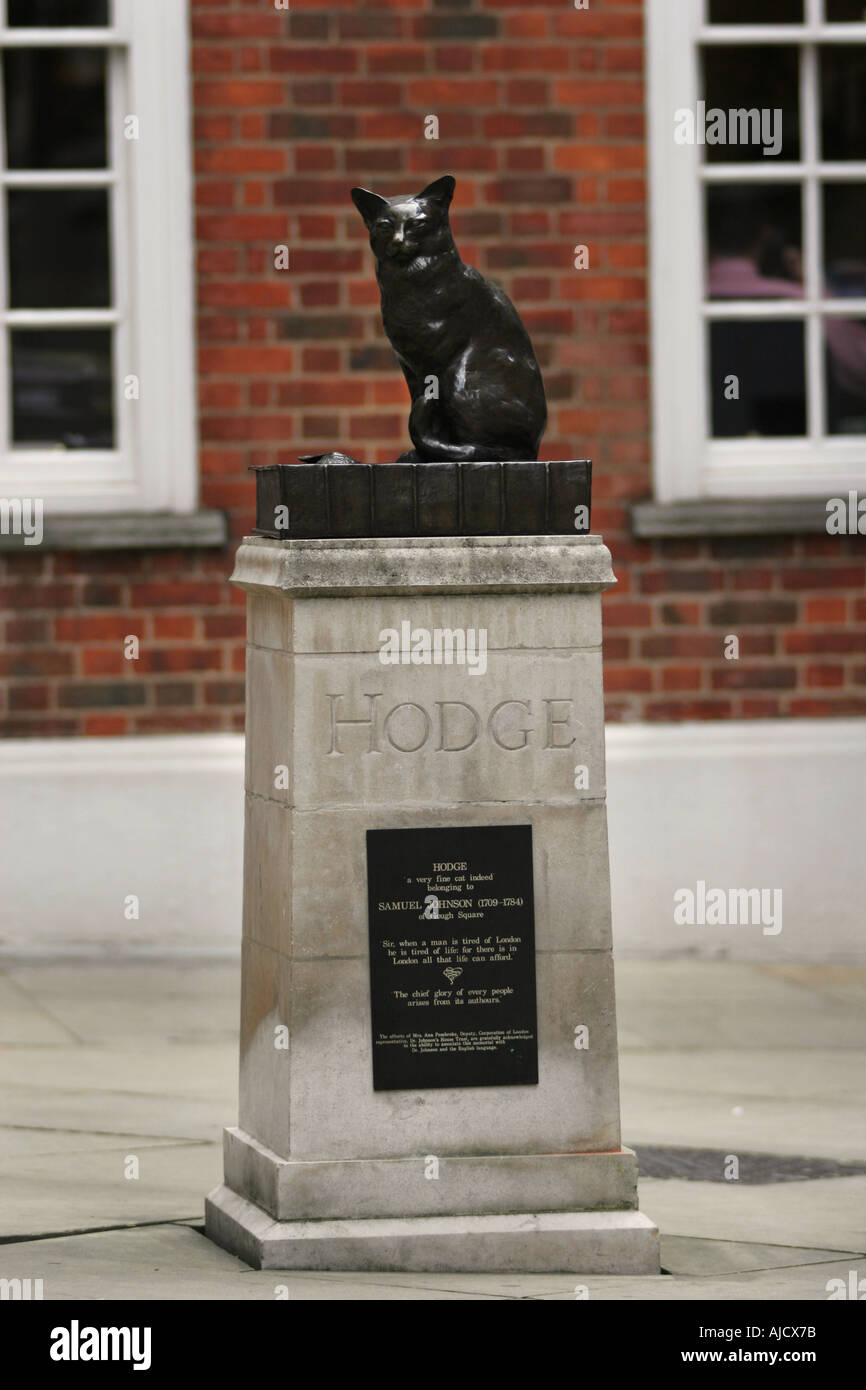 Statue of Doctor Samuel Johnson s cat Hodge Stock Photo - Alamy