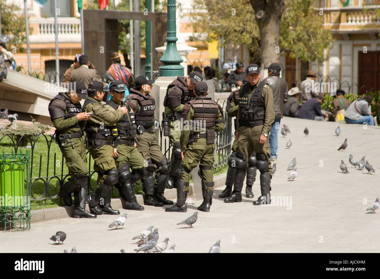 Bolivian police in uniform hi-res stock photography and images - Alamy