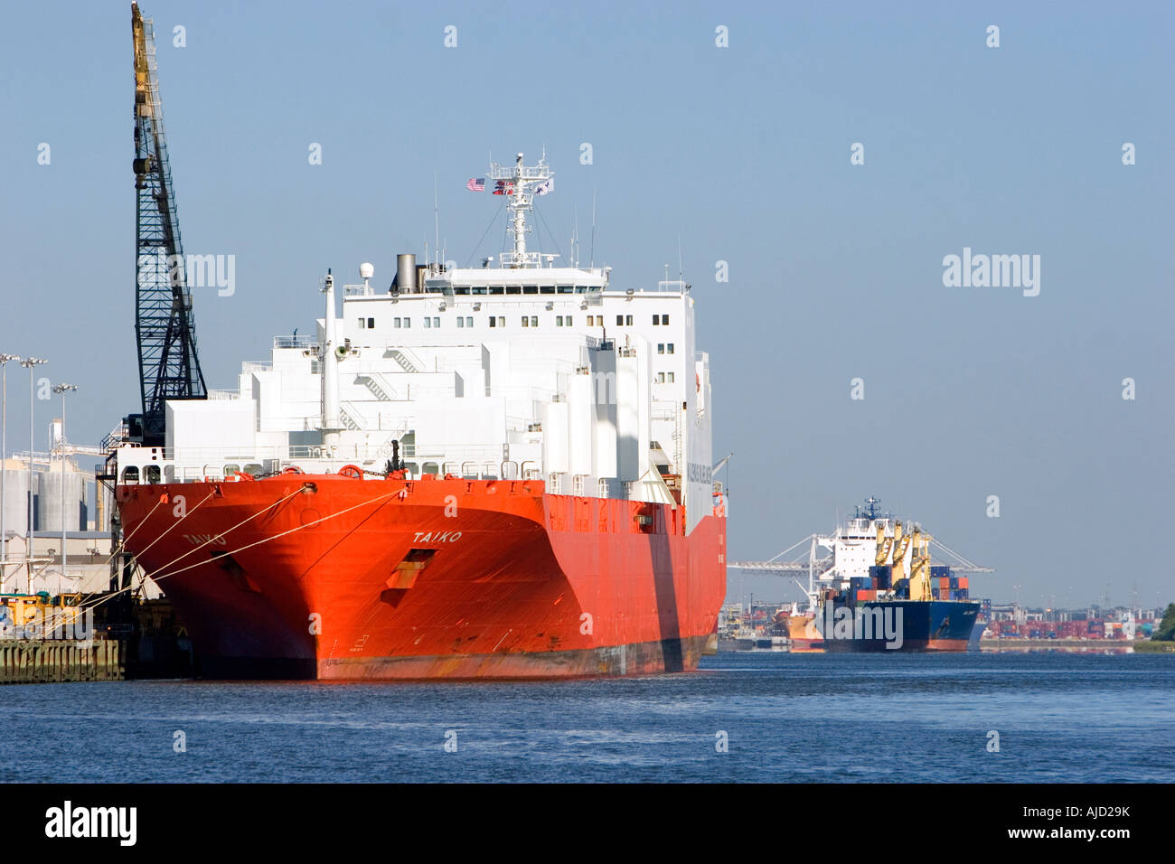 Container ships on the Savannah River at the Port of Savannah in ...