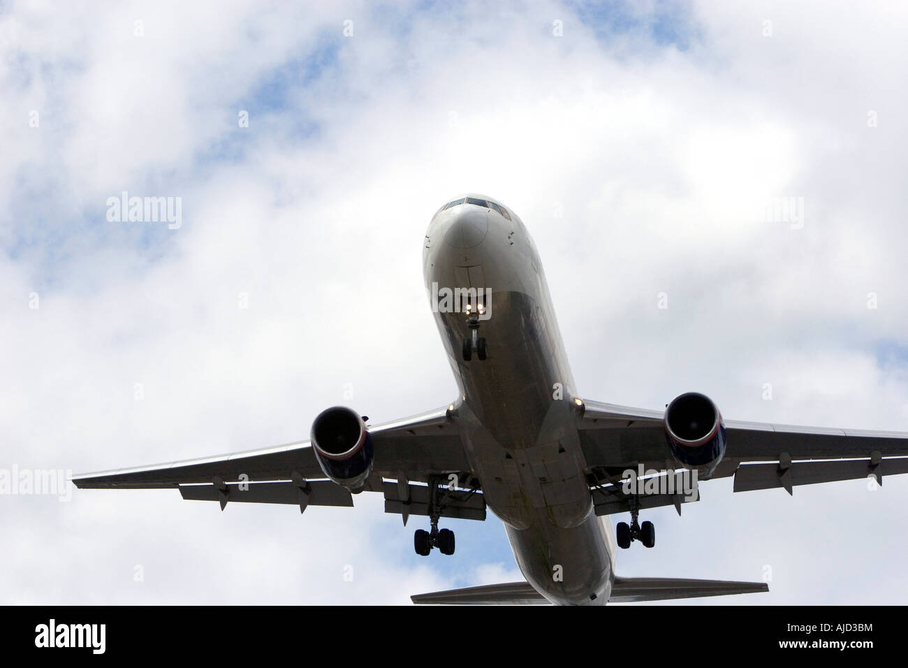 The underside of a Boeing 737 airplane in flight Stock Photo - Alamy