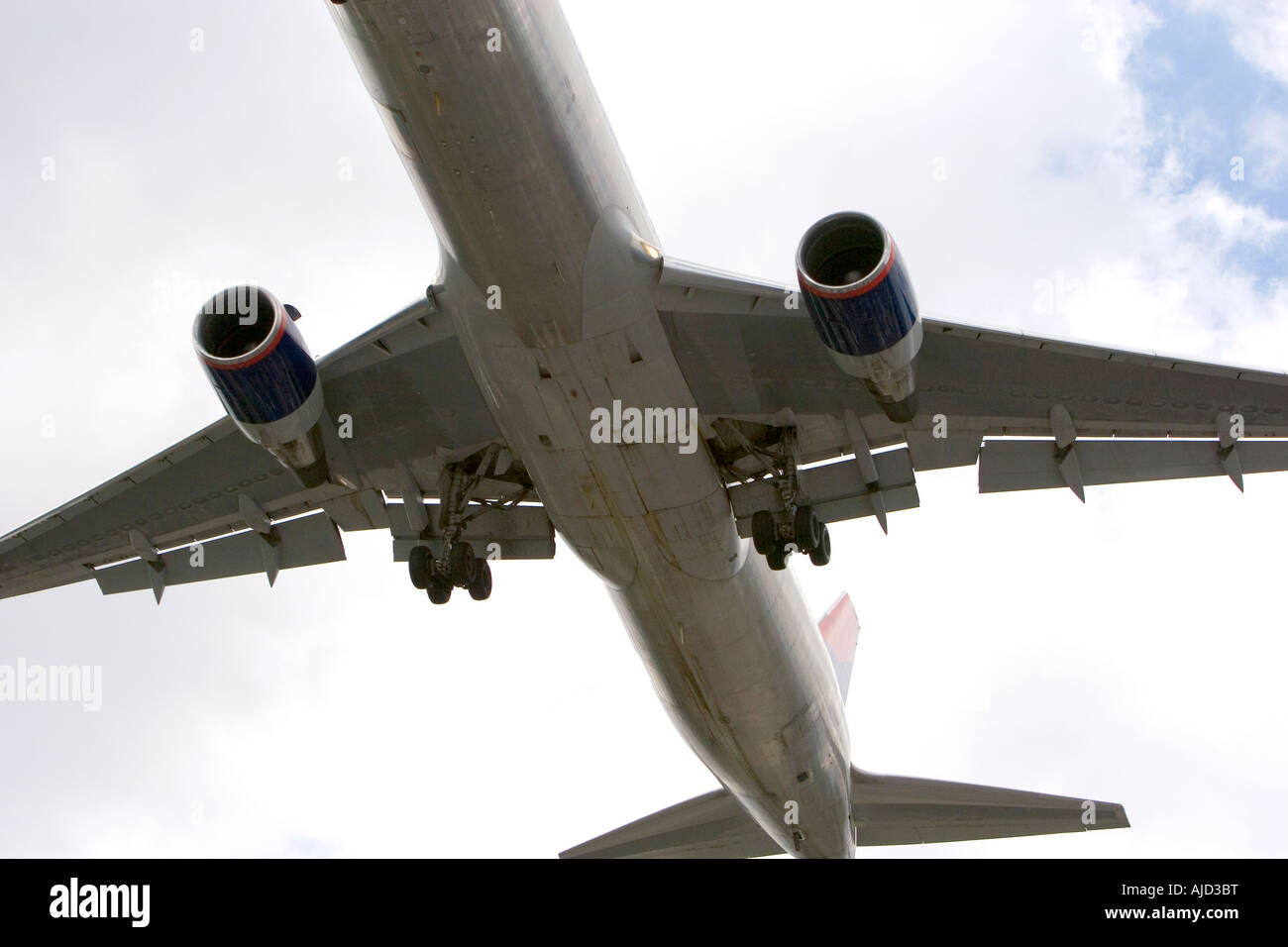 The underside of a Boeing 757 airplane in flight Stock Photo - Alamy