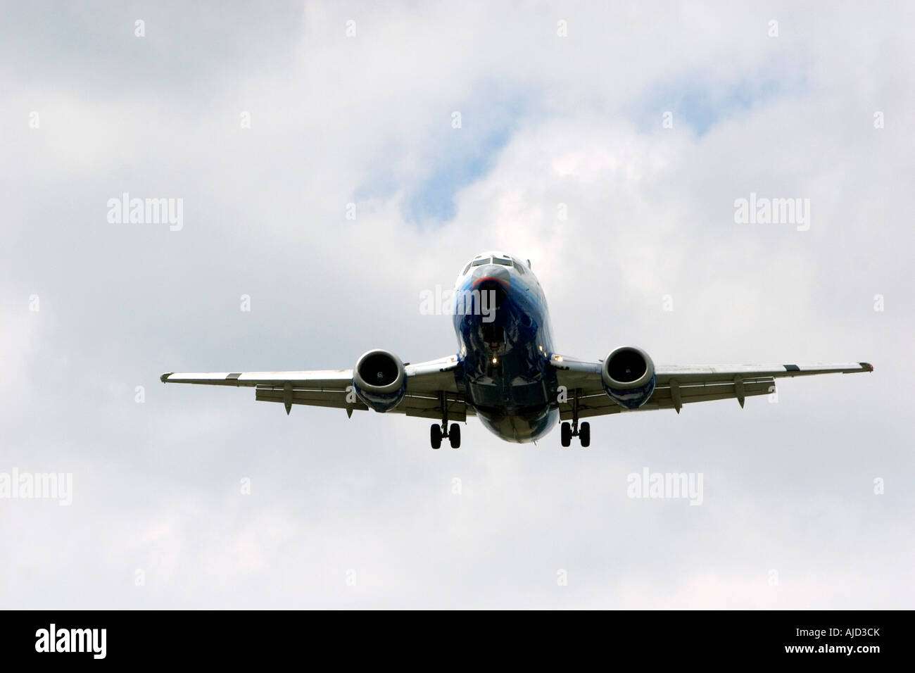 The underside of a Boeing 737 airplane in flight Stock Photo - Alamy
