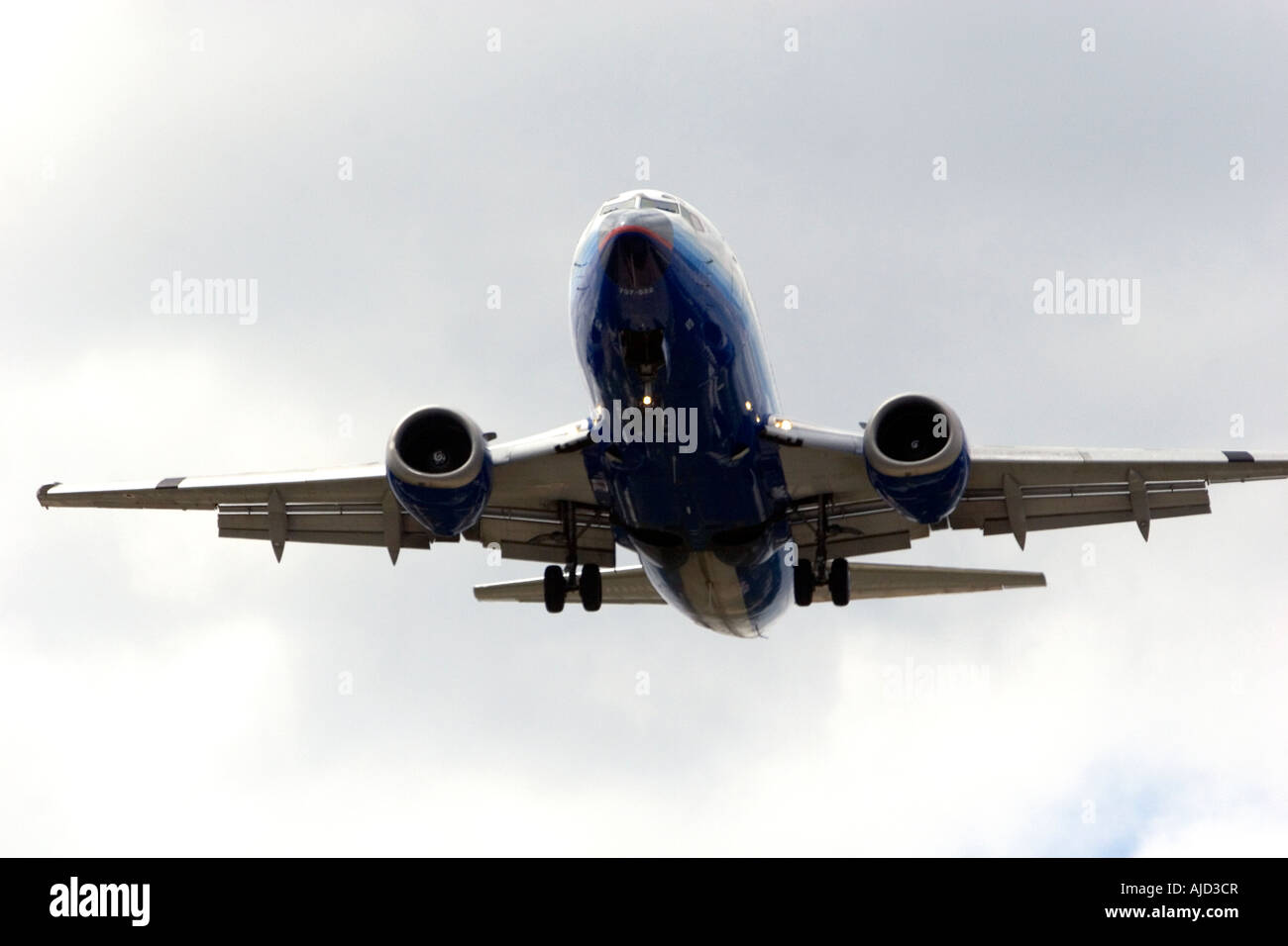 The underside of a Boeing 737 airplane in flight Stock Photo - Alamy