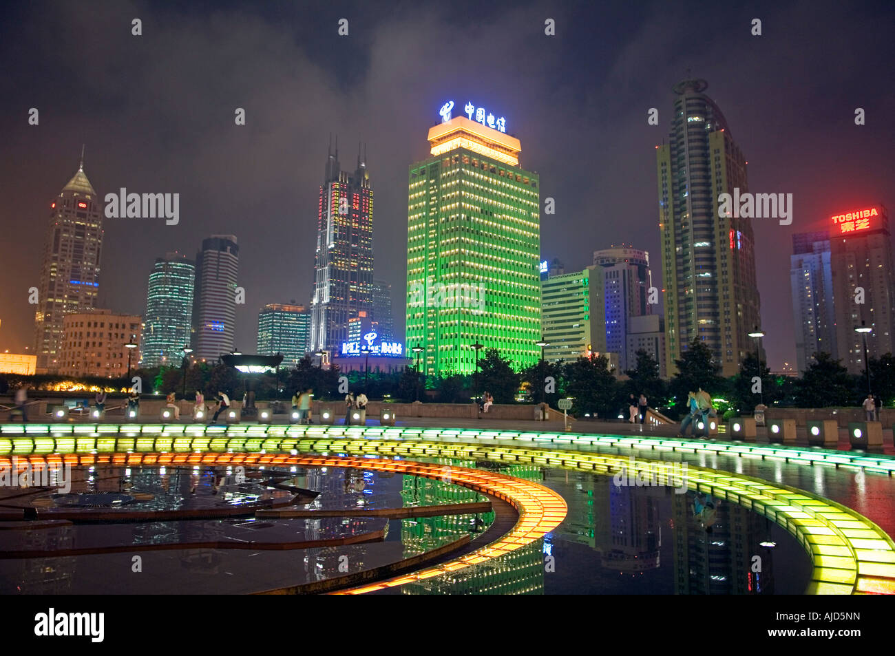 Peoples square hi-res stock photography and images - Alamy