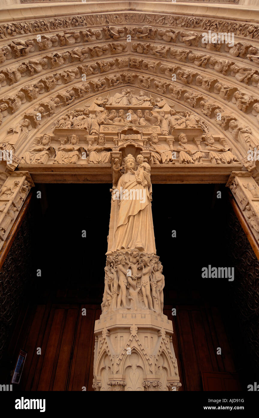 Notre dame paris portal virgin hi-res stock photography and images - Alamy