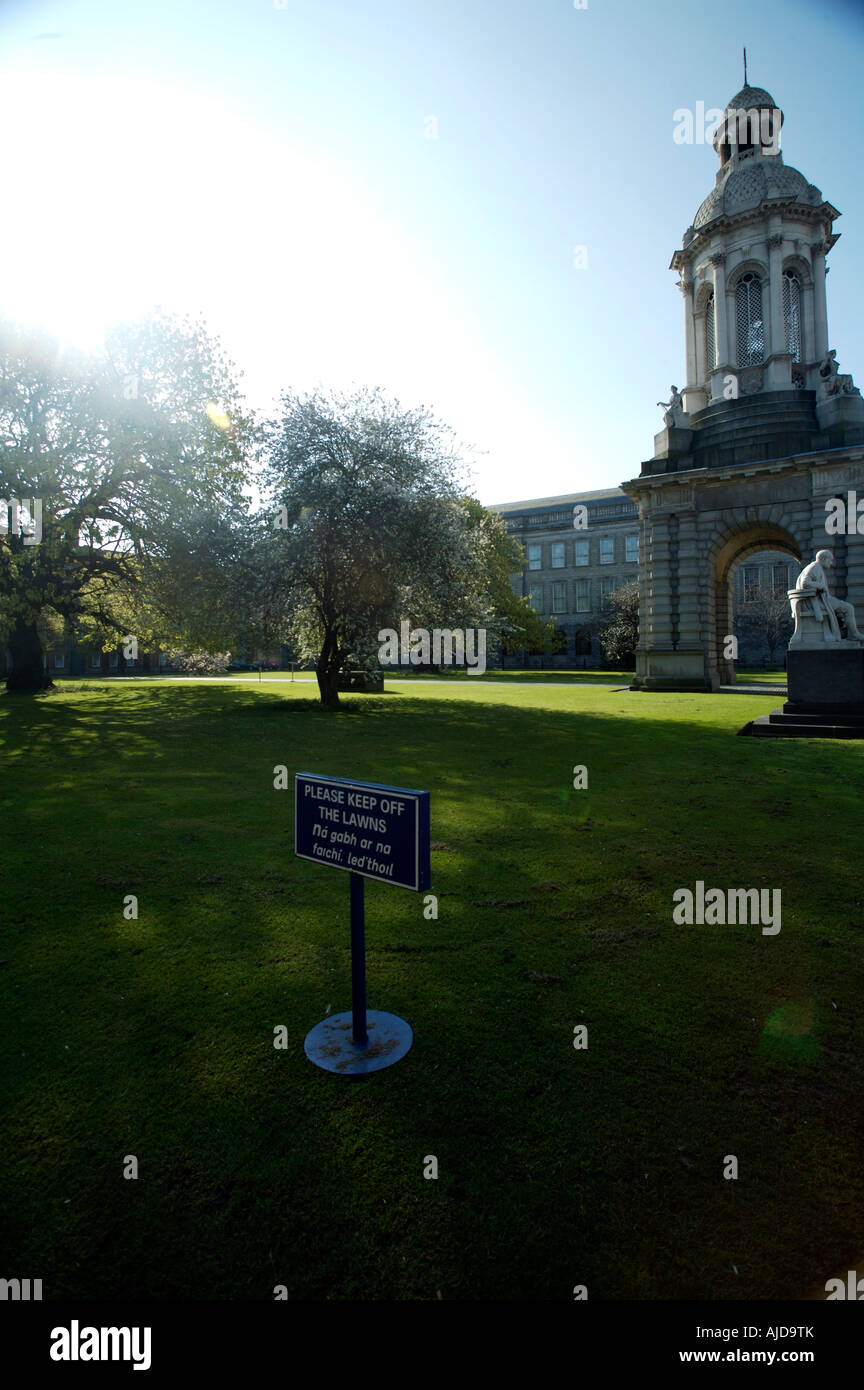 IRELAND, EIRE DUBLIN, Entrance arch to TRINITY COLLEGE Stock Photo - Alamy