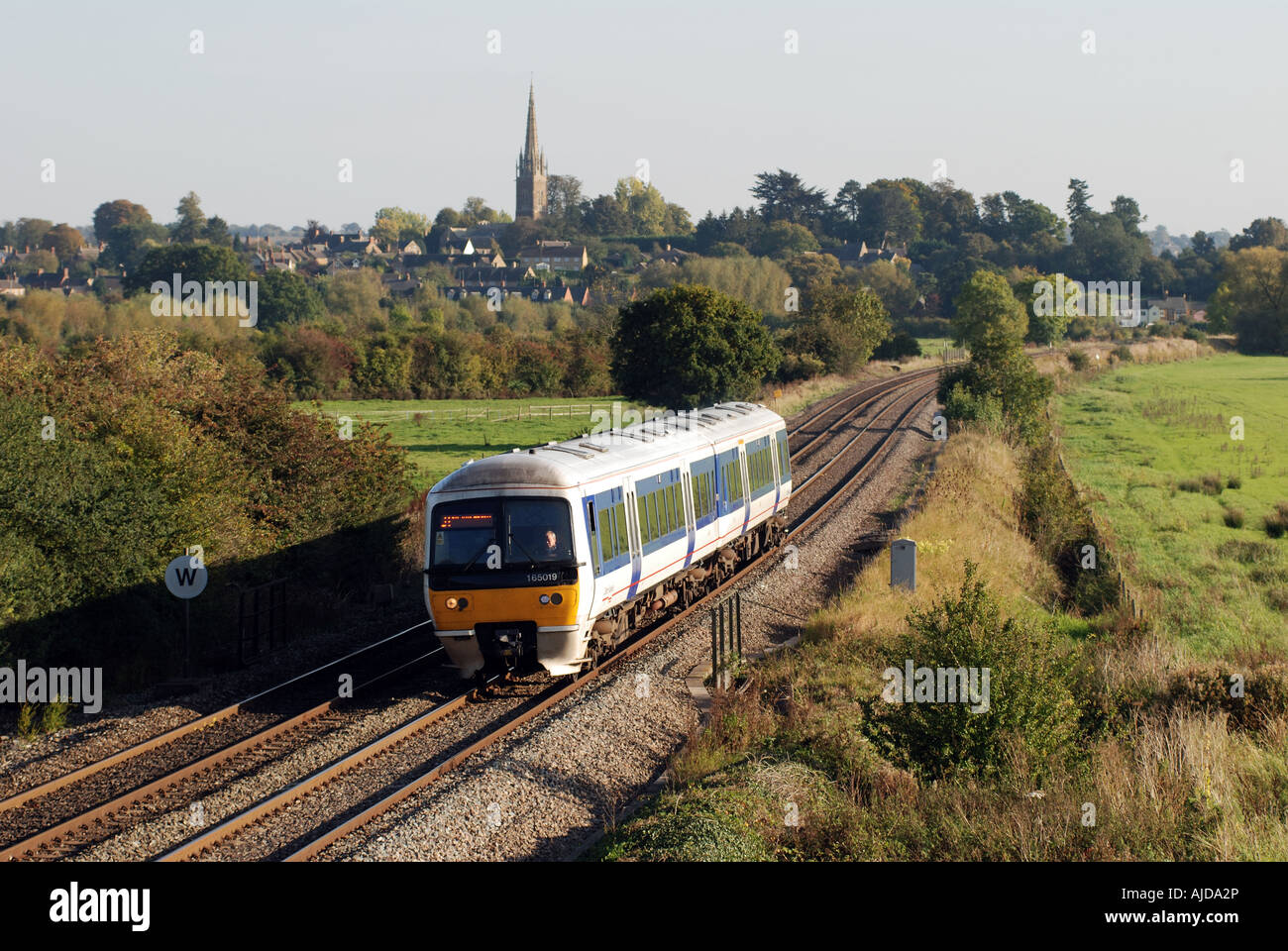Chiltern Railways class 165 diesel train near King`s Sutton ...